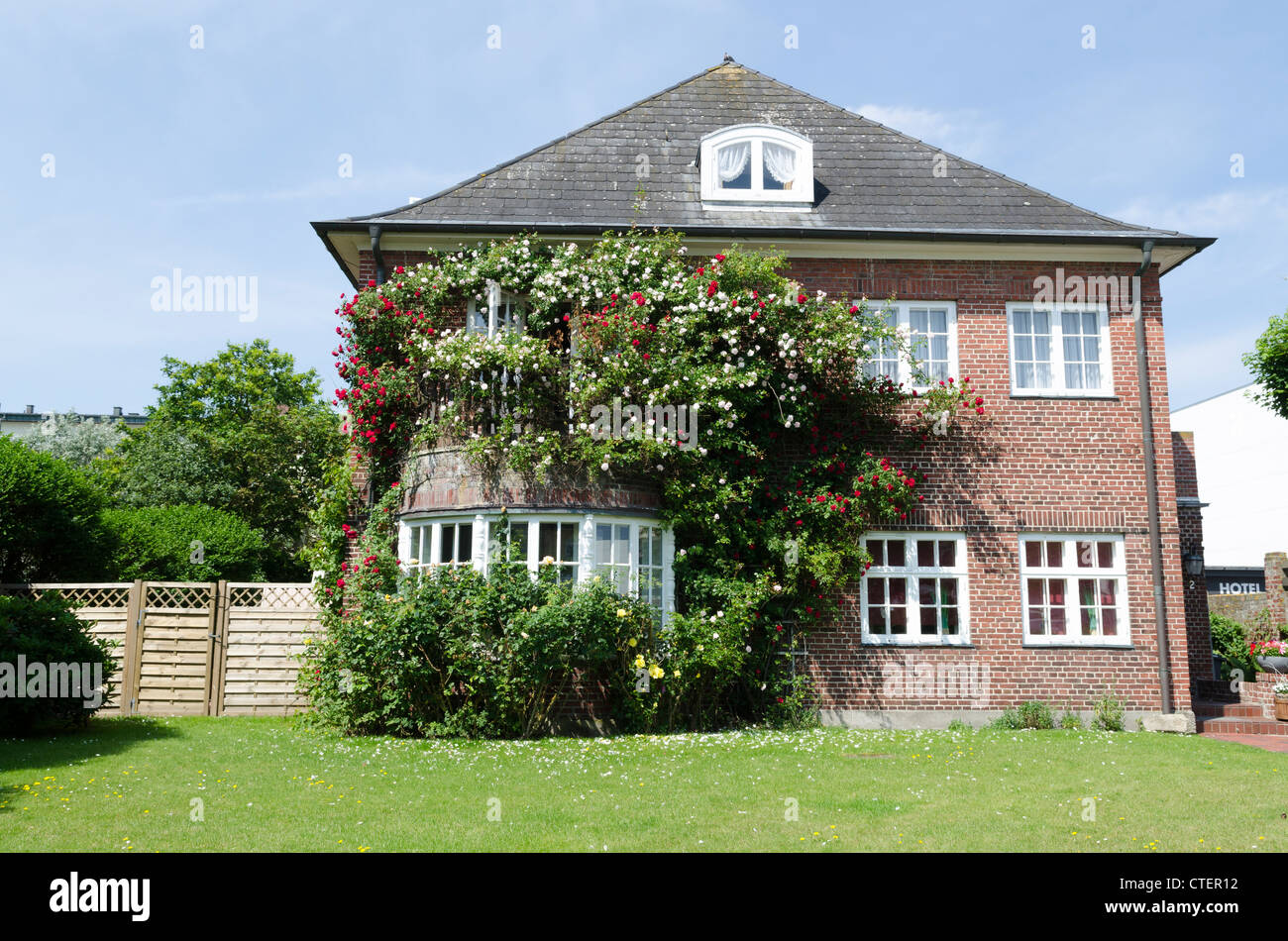 Victorian house with red roses hi-res stock photography and images - Alamy