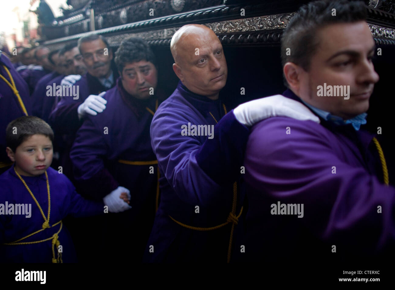 Men carrying a throne hi-res stock photography and images - Alamy