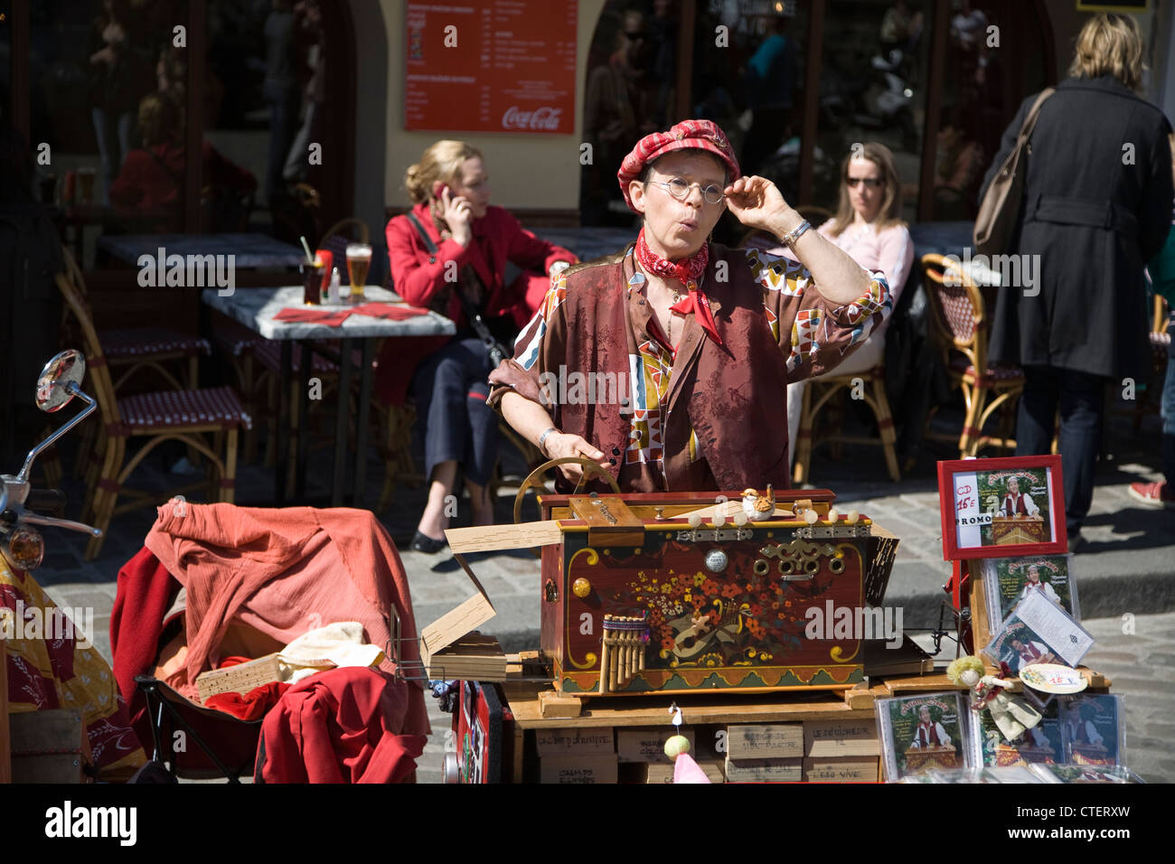 Cafe montmartre music hi-res stock photography and images - Alamy