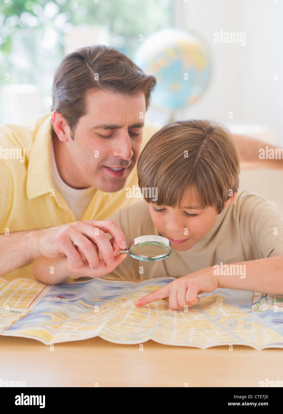 Family pointing at map usa hi-res stock photography and images - Alamy