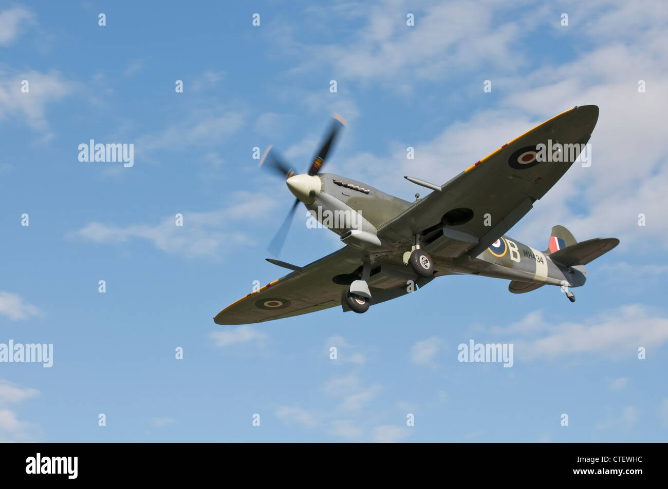 Spitfire coming in to land at the 2011 Goodwood Revival Stock Photo - Alamy