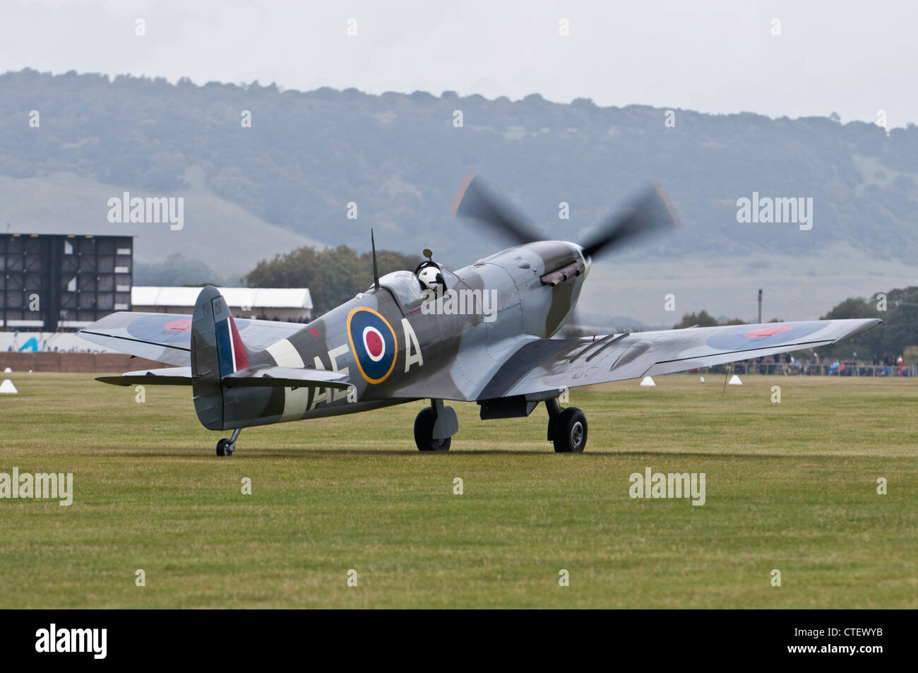 Spitfire take off hi-res stock photography and images - Alamy