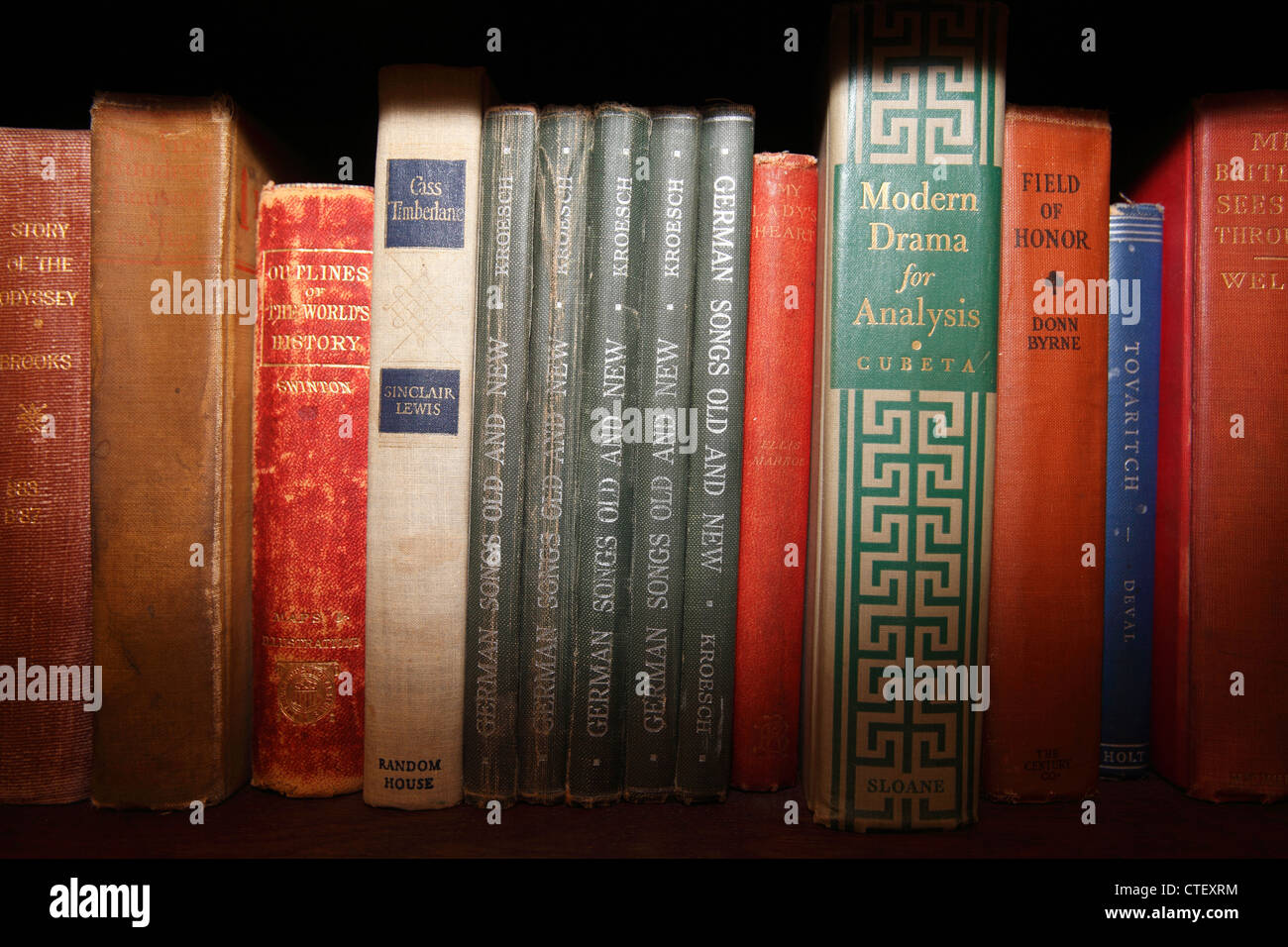 library shelves books Stock Photo - Alamy