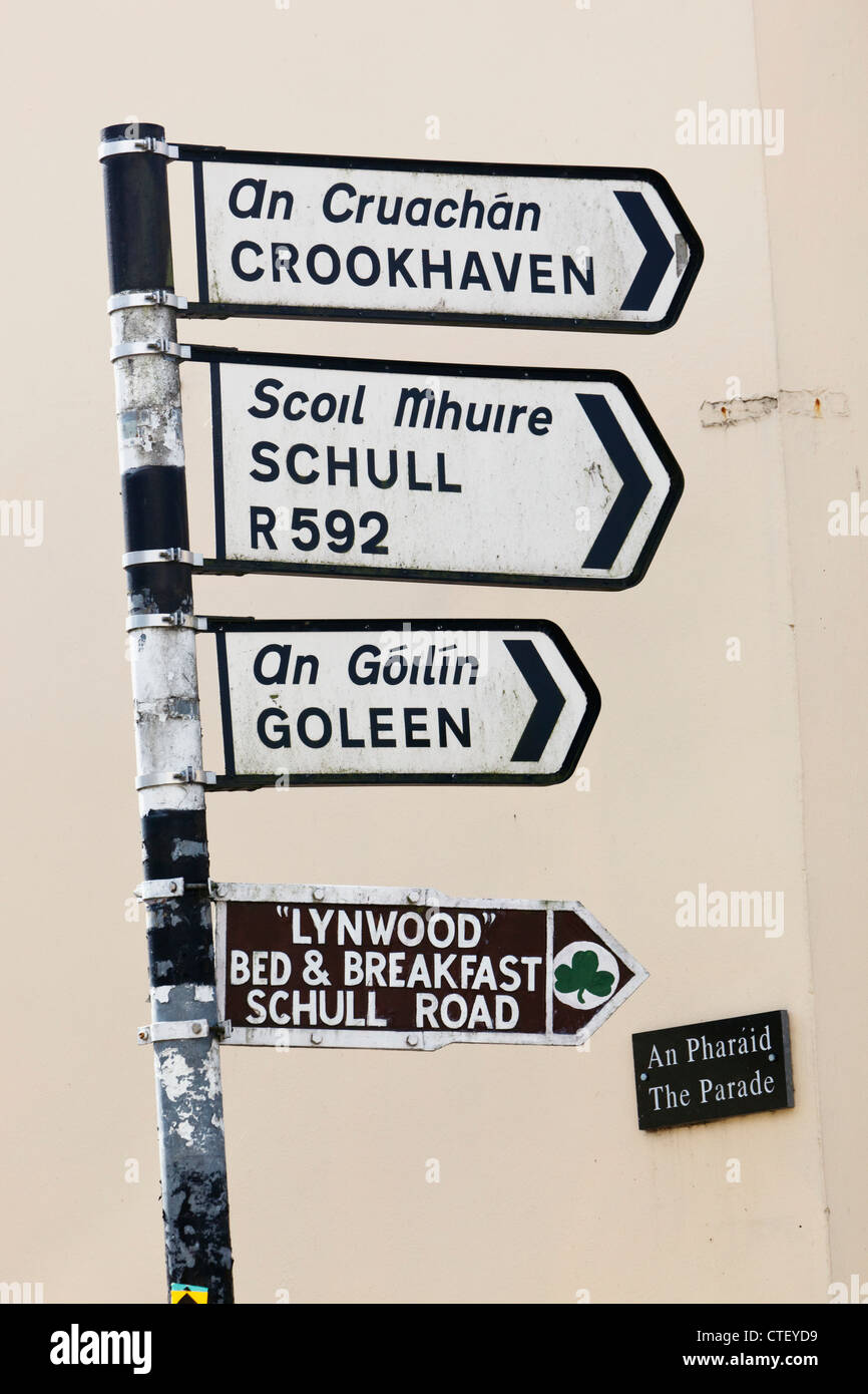 Bilingual signs in irish gaelic hi-res stock photography and images - Alamy