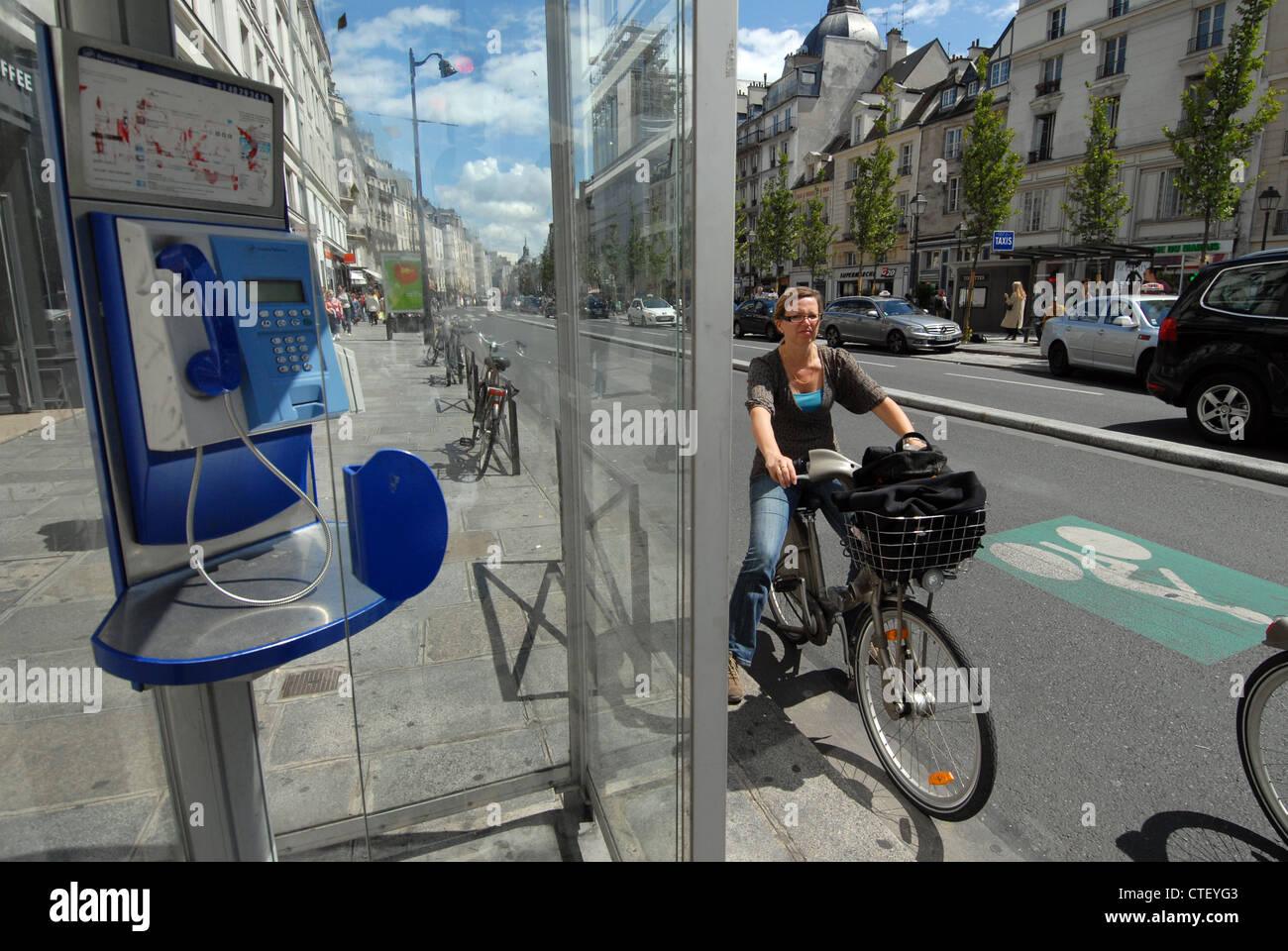 Phone booth france hi-res stock photography and images - Alamy