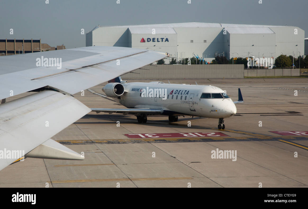 Delta airlines airport hi-res stock photography and images - Alamy