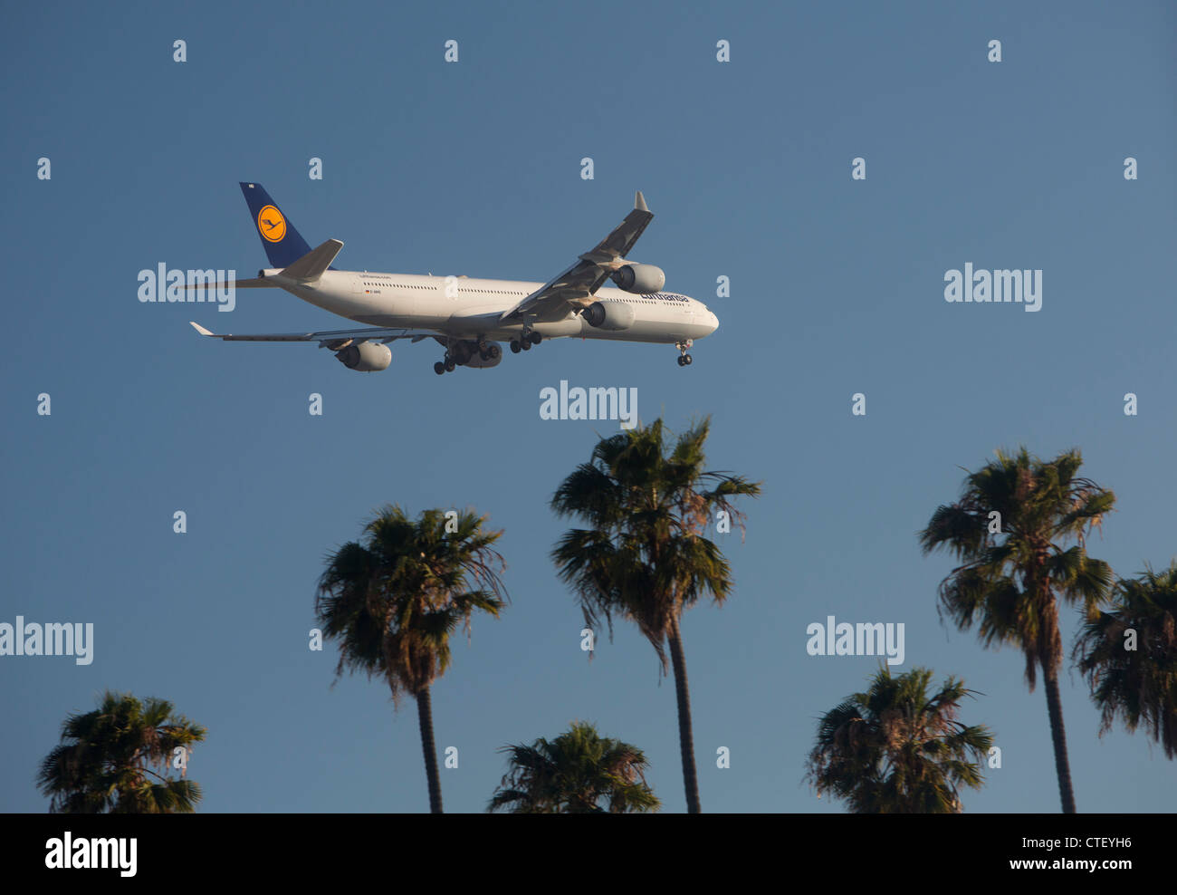 Airplane landing hi-res stock photography and images - Alamy