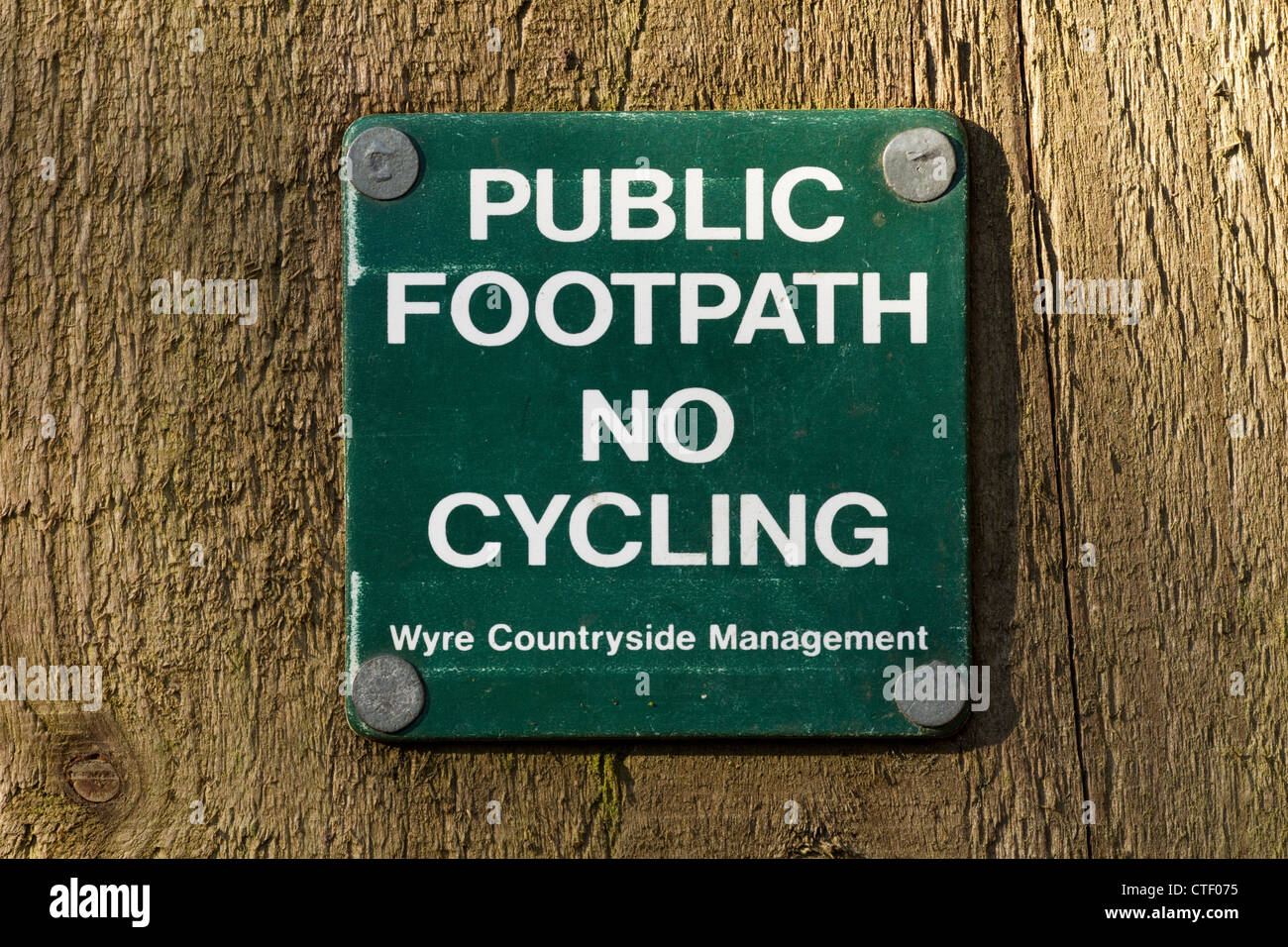 Sign post of walking and cycling hi-res stock photography and images ...