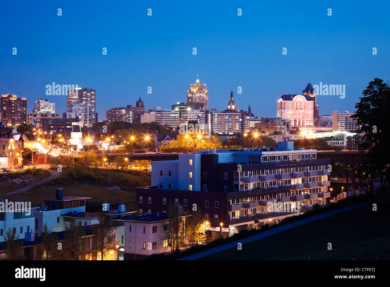 Milwaukee skyline night hi-res stock photography and images - Alamy