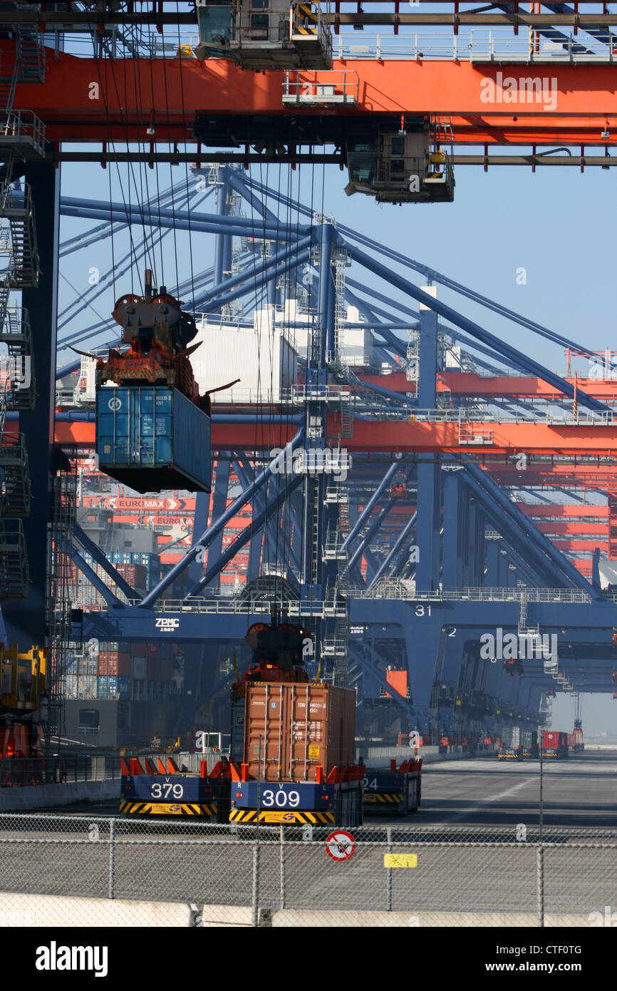 Crane cranes cargo dock hi-res stock photography and images - Alamy