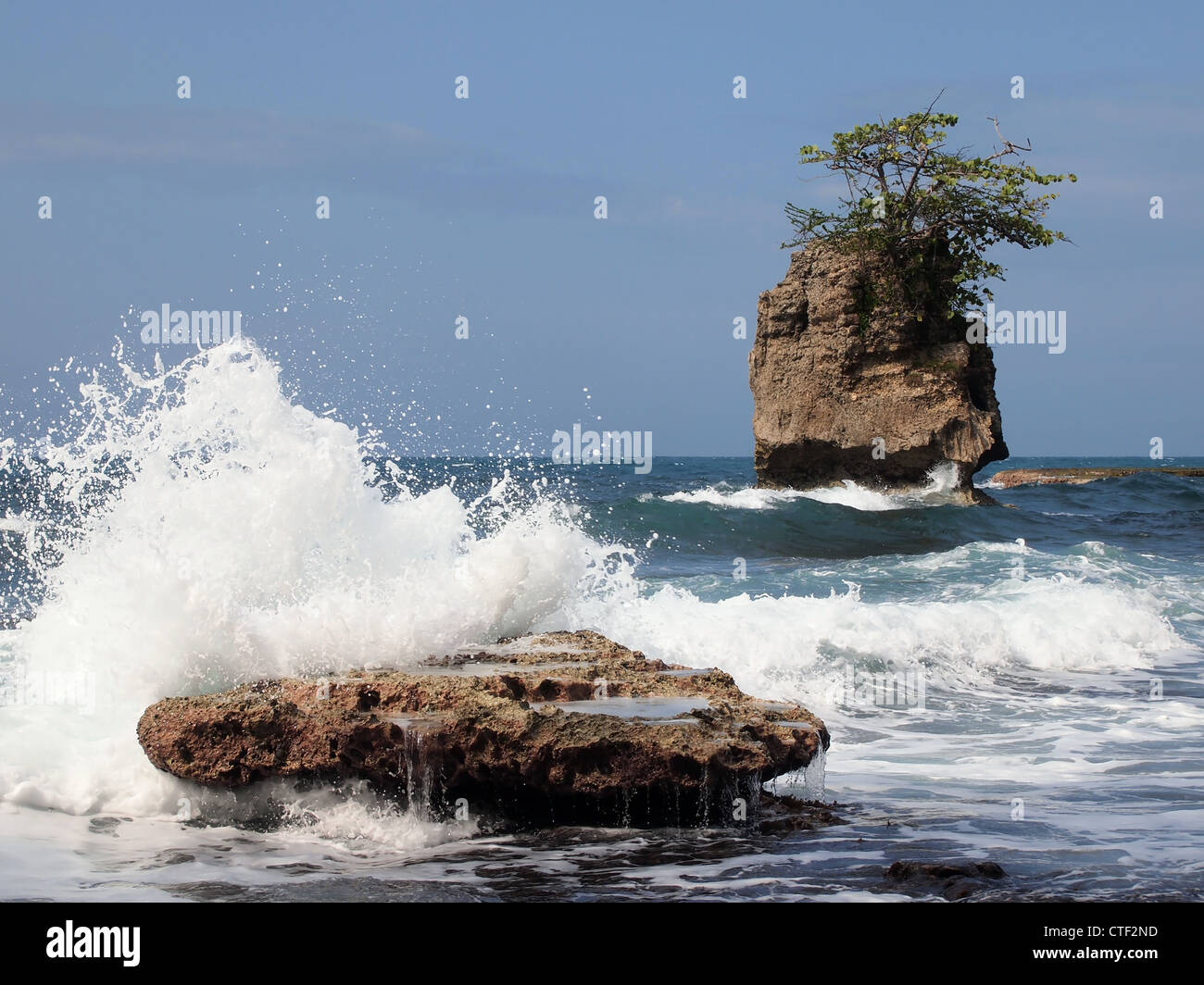 Crashing wave on rocks hi-res stock photography and images - Alamy