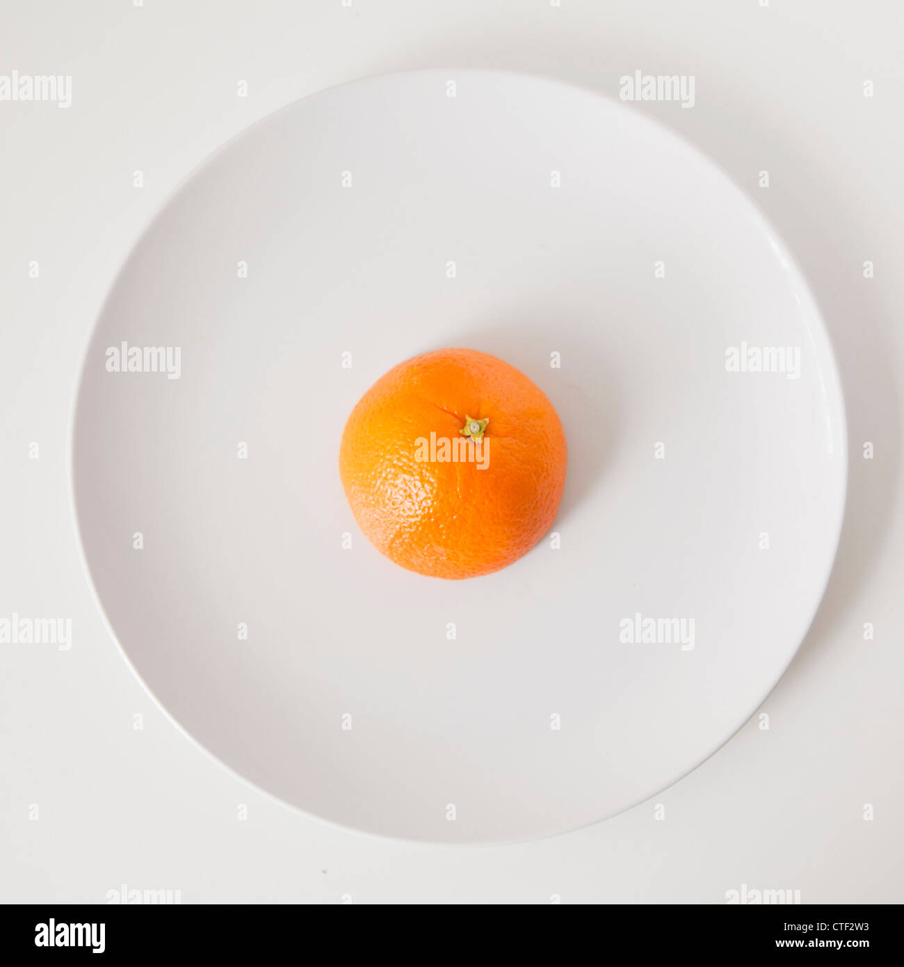 Orange on plate, studio shot Stock Photo - Alamy