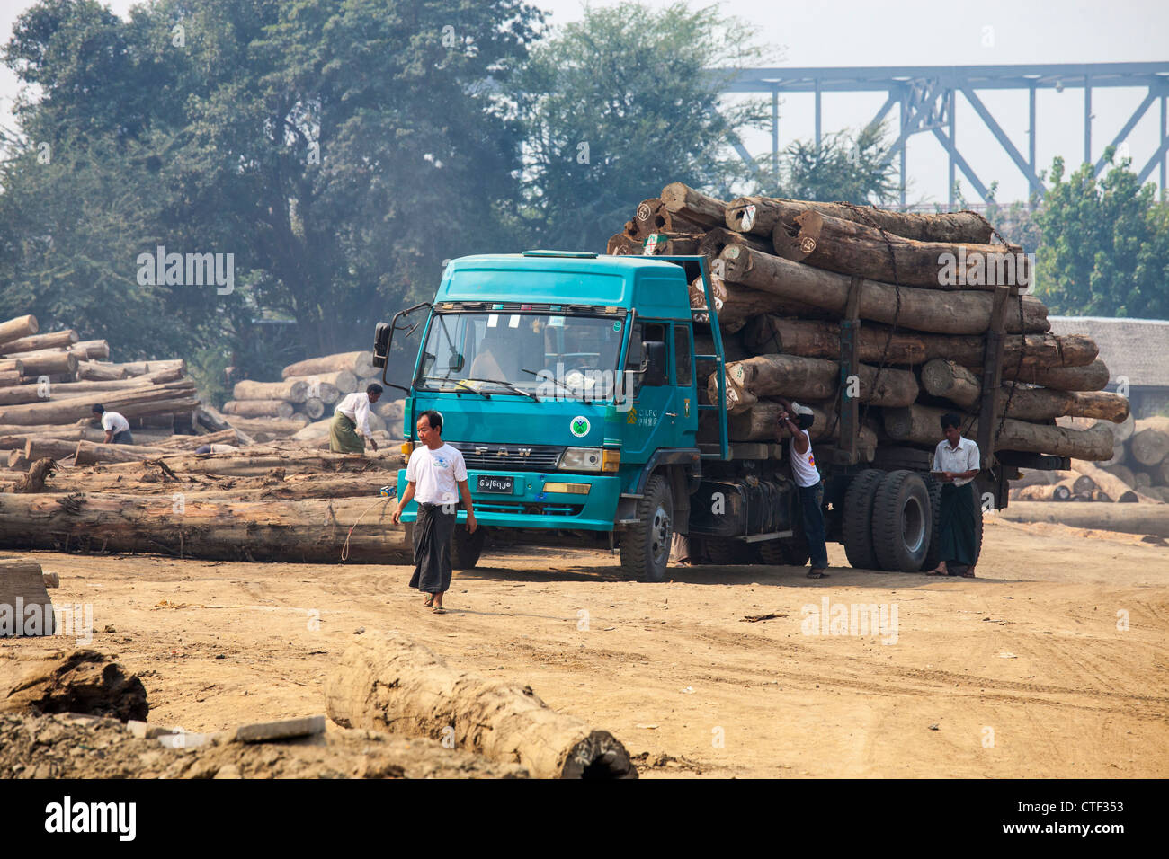 Logging truck transporting timber hi-res stock photography and images ...