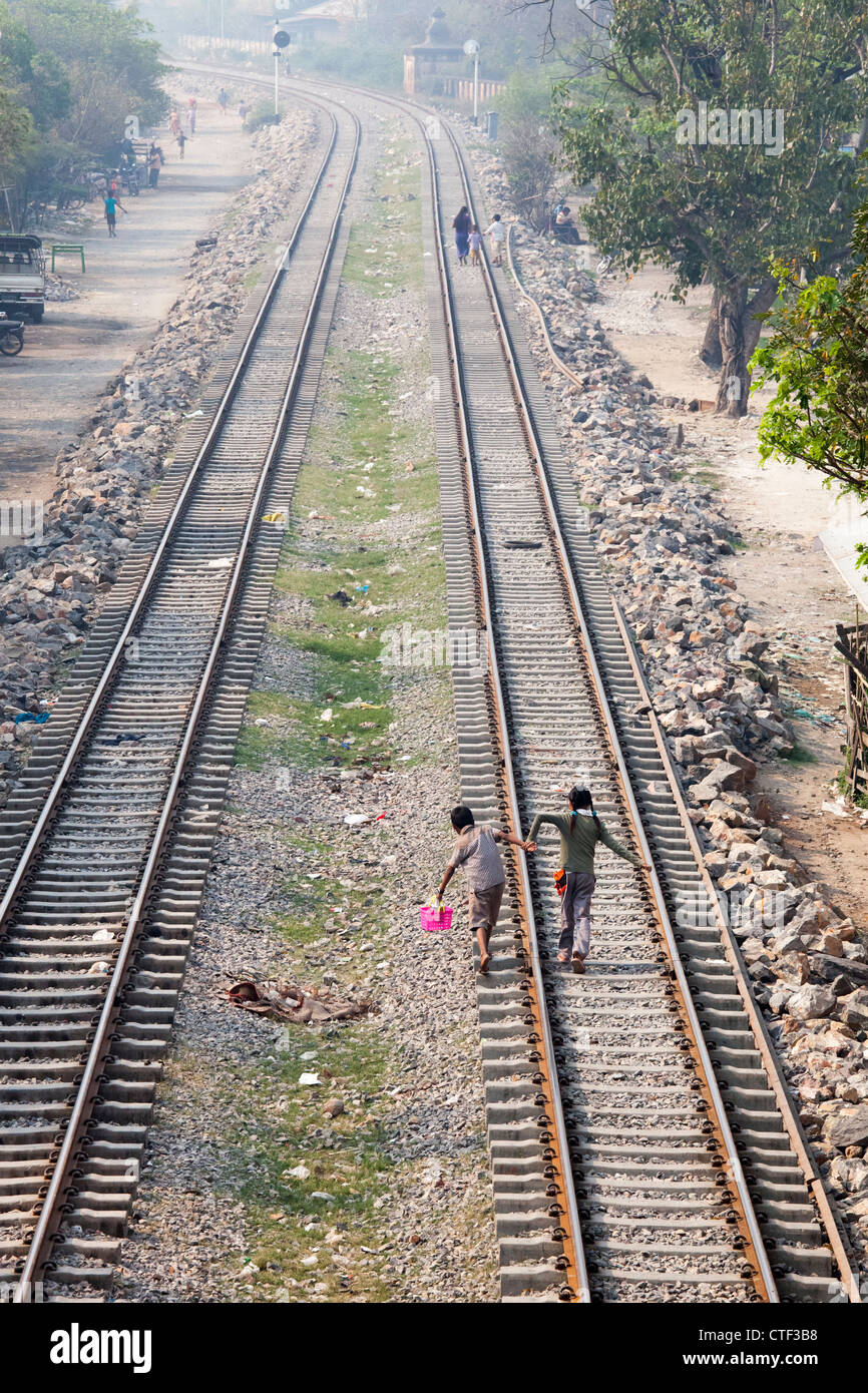 Couple walking on railroad tracks hi-res stock photography and images ...
