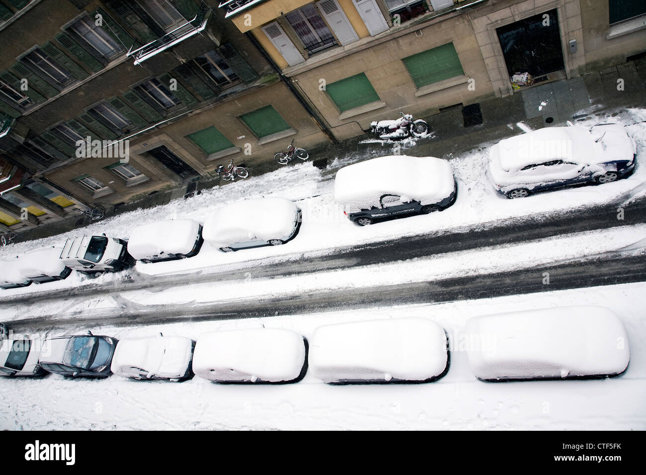 Heavy snow covers street hi-res stock photography and images - Alamy