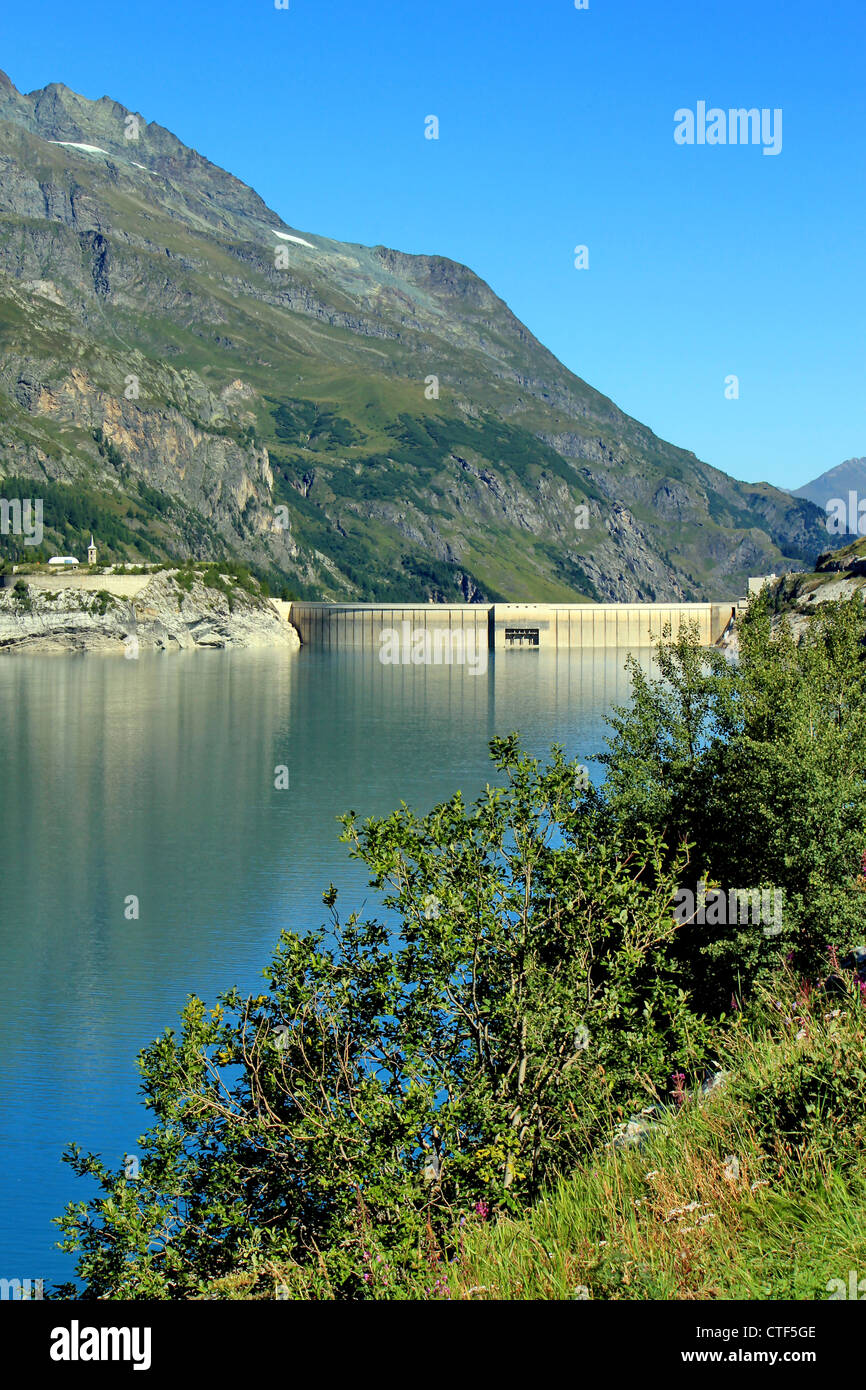 Panoramic view on Chevril lake, dam and Tignes village in the Alps ...