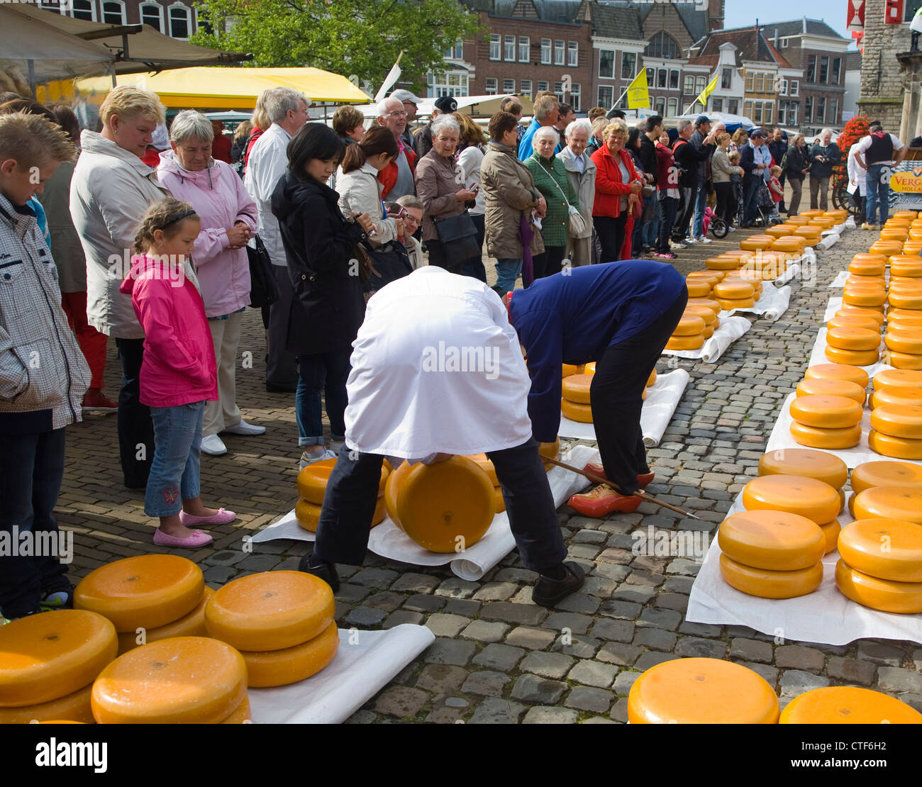 Gouda cheese market Netherlands Stock Photo - Alamy