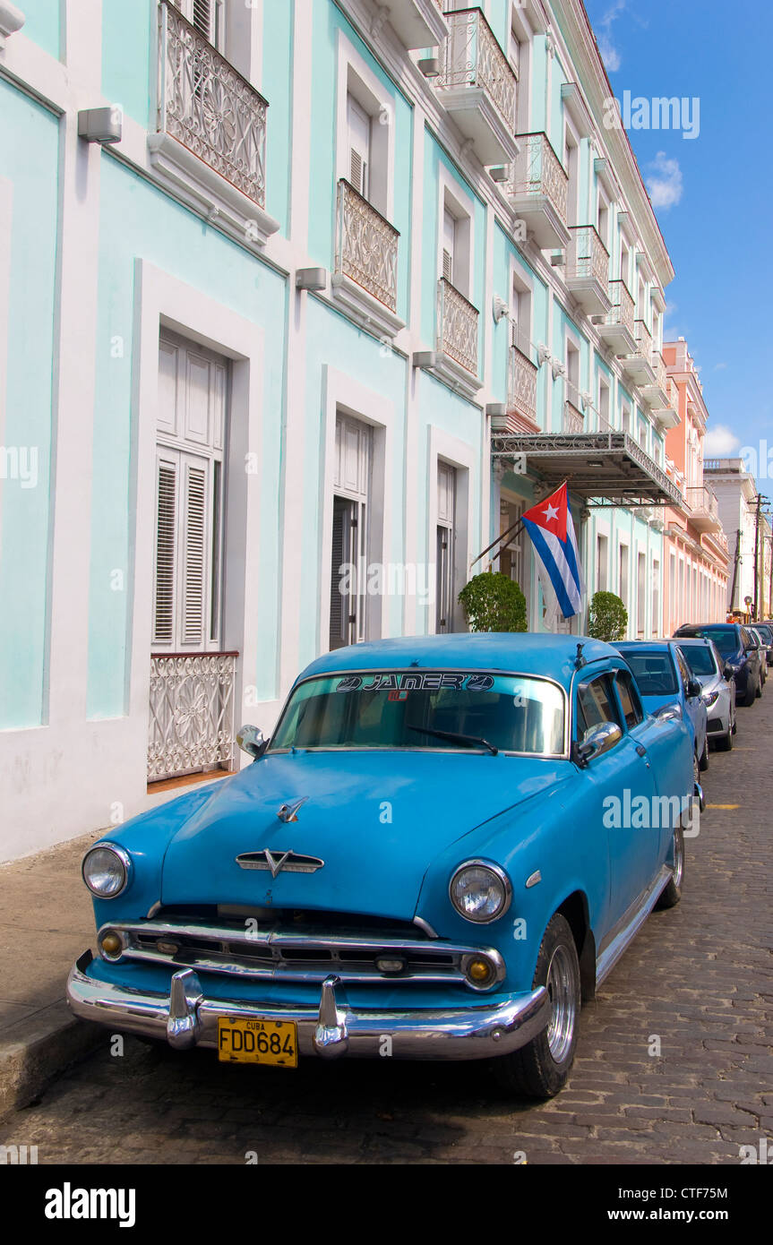 Classic american car with cuban flag hi-res stock photography and ...