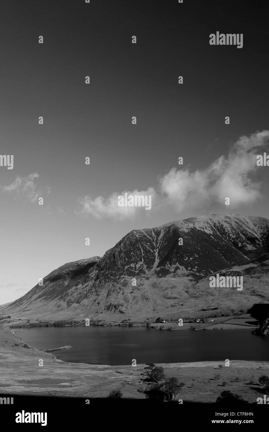 Grasmoor Fell reflected in Crummock Water, Lake District National Park ...