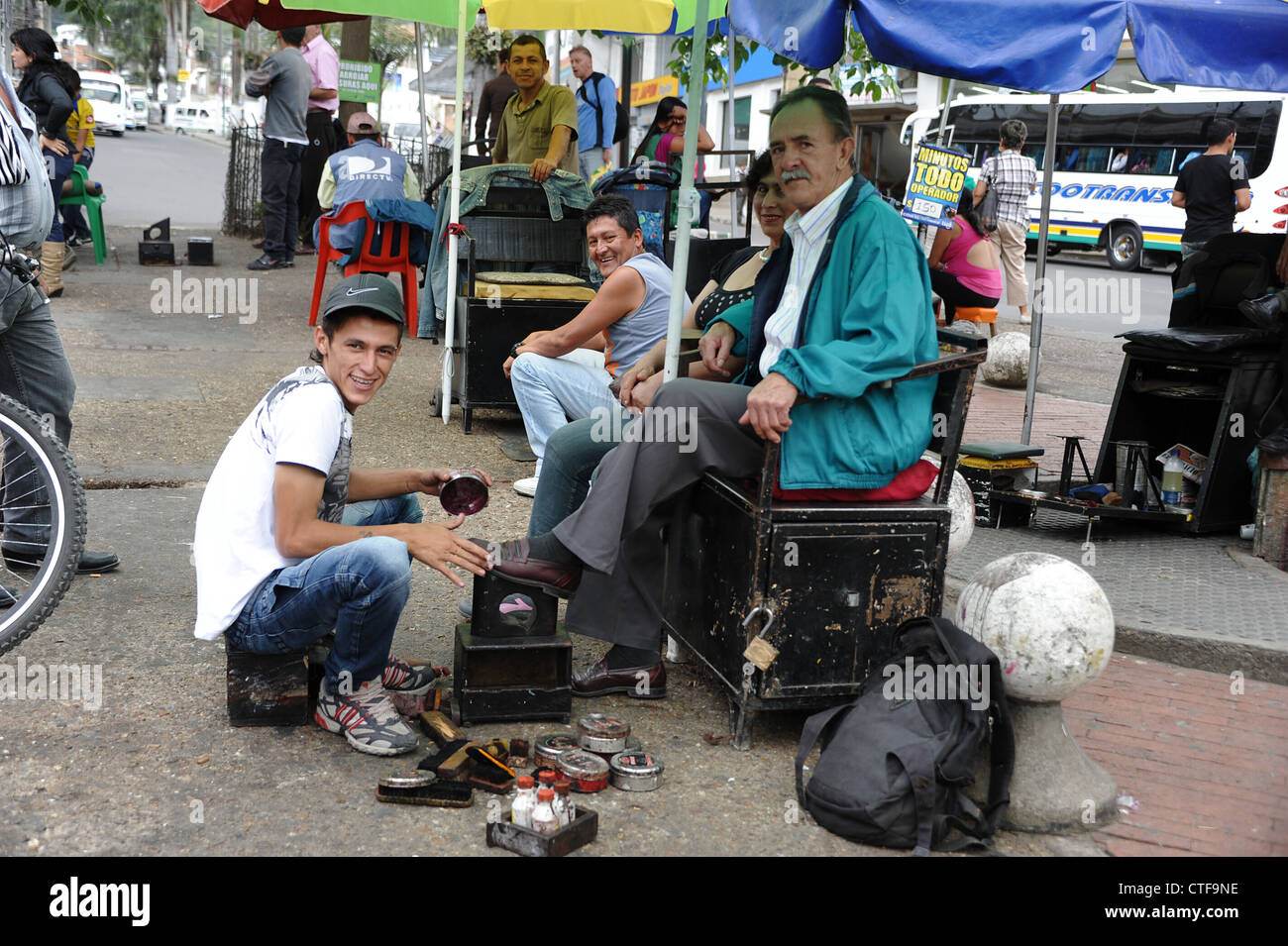 Shoe shine boy colombia hi-res stock photography and images - Alamy