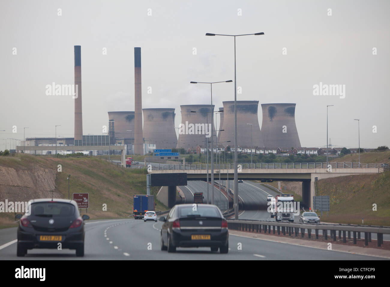 Ferrybridge power station m62 motorway hi-res stock photography and ...