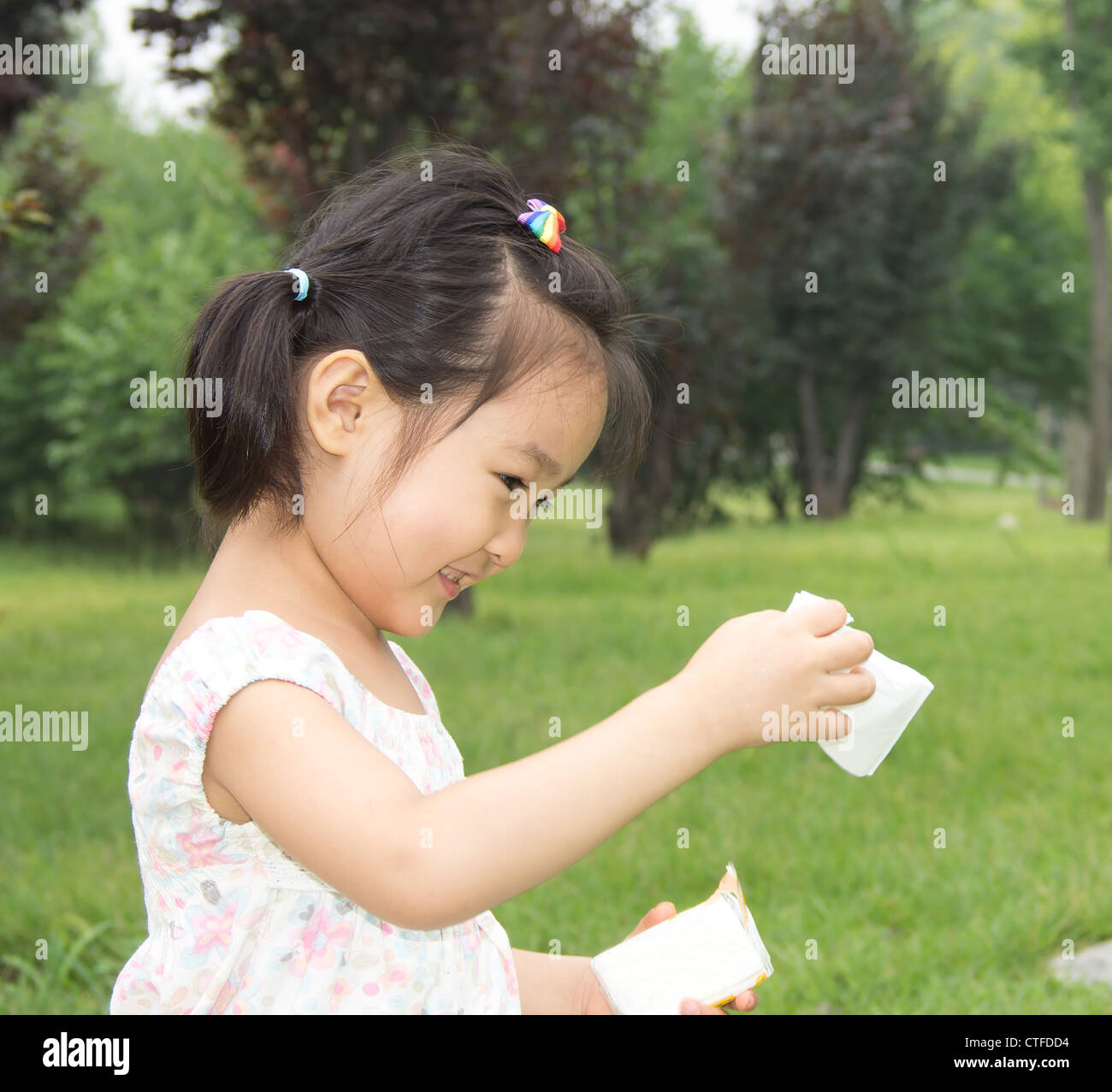 Asian little girl to take tissue Stock Photo - Alamy