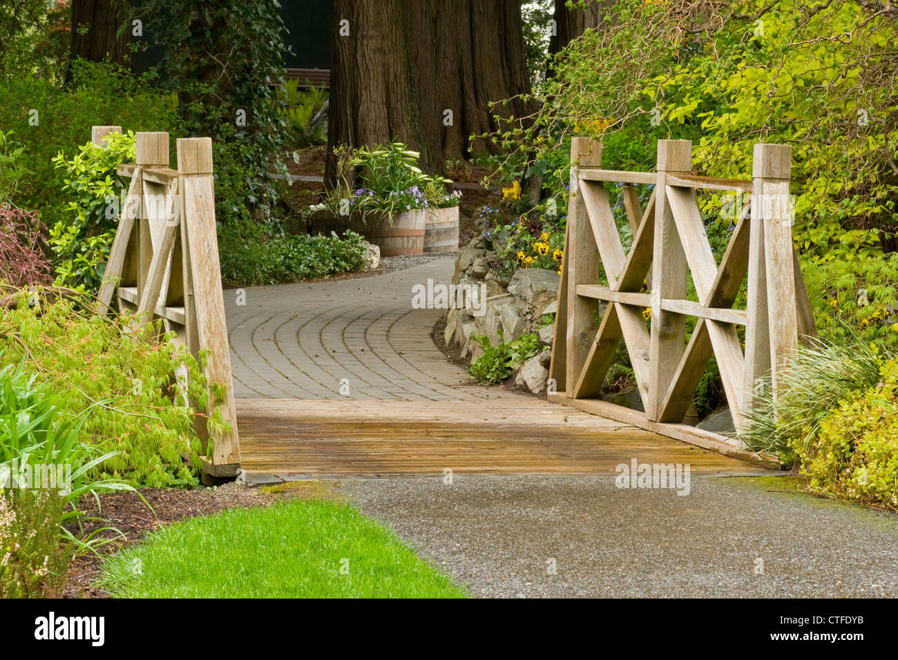A wooden garden bridge and walkway Stock Photo - Alamy