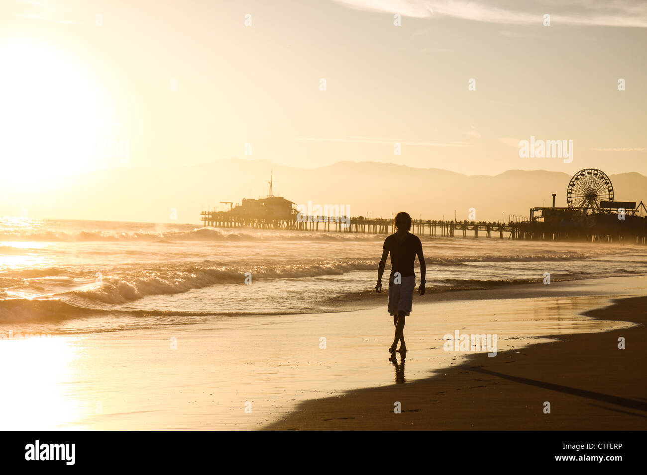 Man beach silhouette hi-res stock photography and images - Alamy