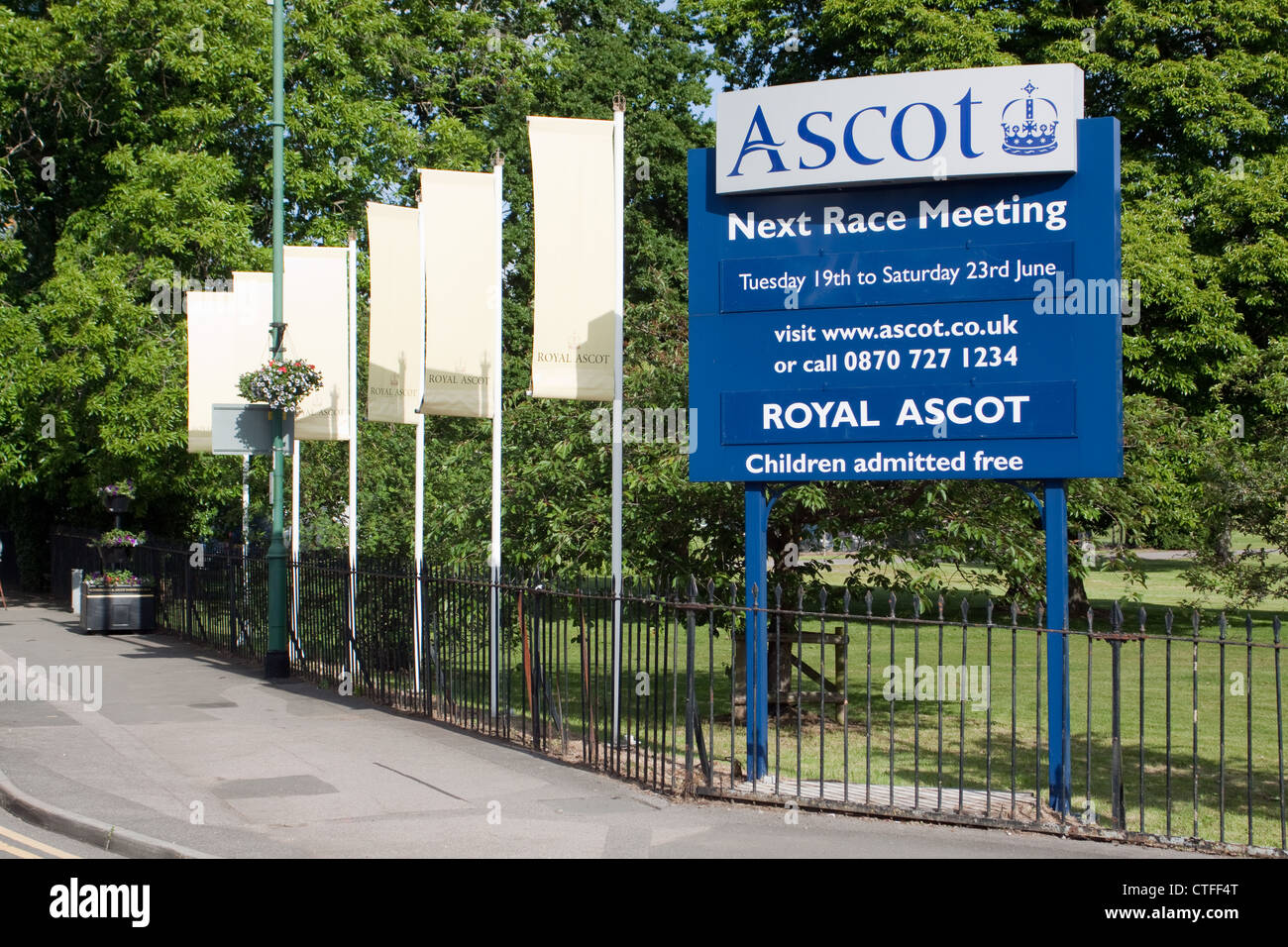 Sign outside Ascot Racecourse for the Royal Ascot race meeting Stock ...