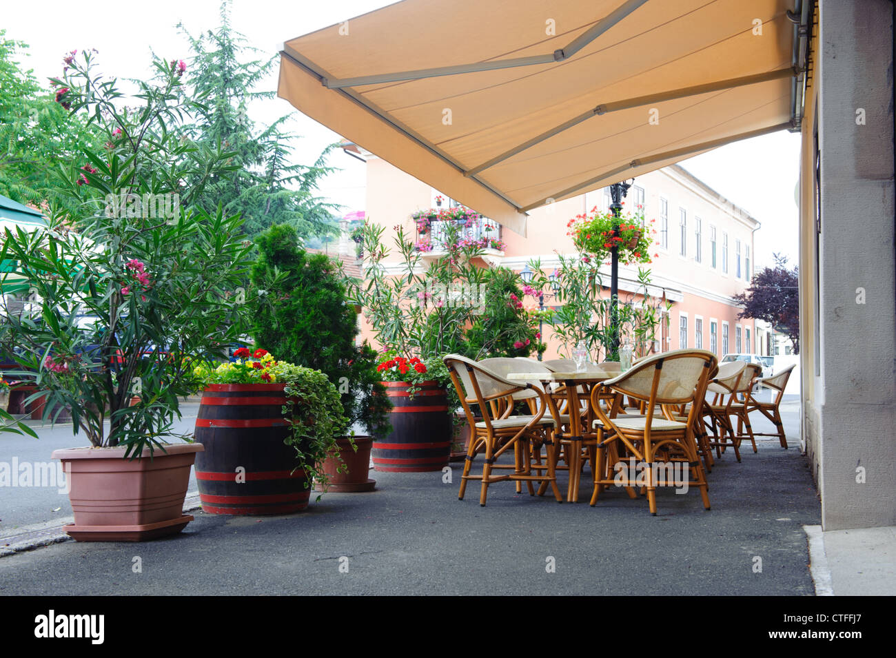 Outdoor café under canopy hi-res stock photography and images - Alamy