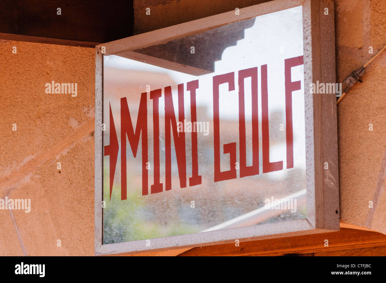 Golf course closed sign hi-res stock photography and images - Alamy