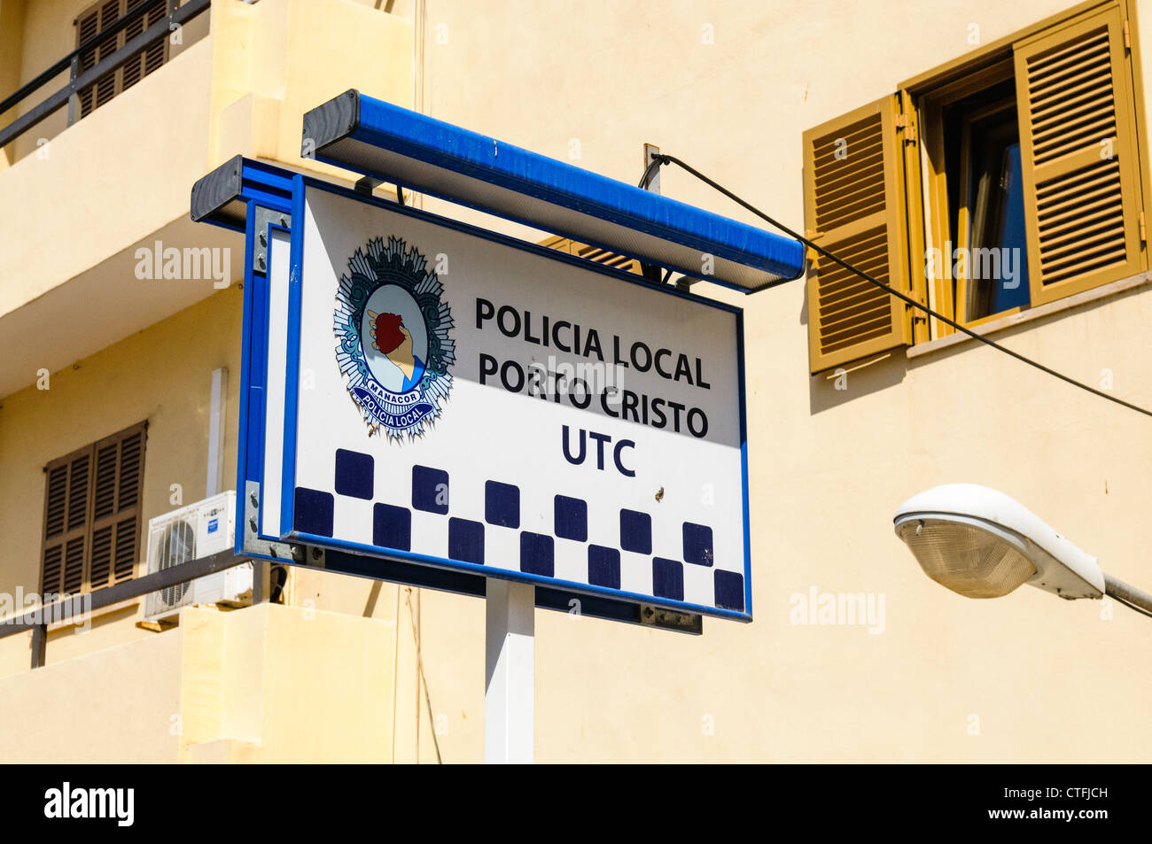 Police station sign notice hi-res stock photography and images - Alamy