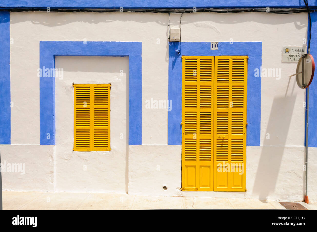 Yellow house with shutters hi-res stock photography and images - Alamy