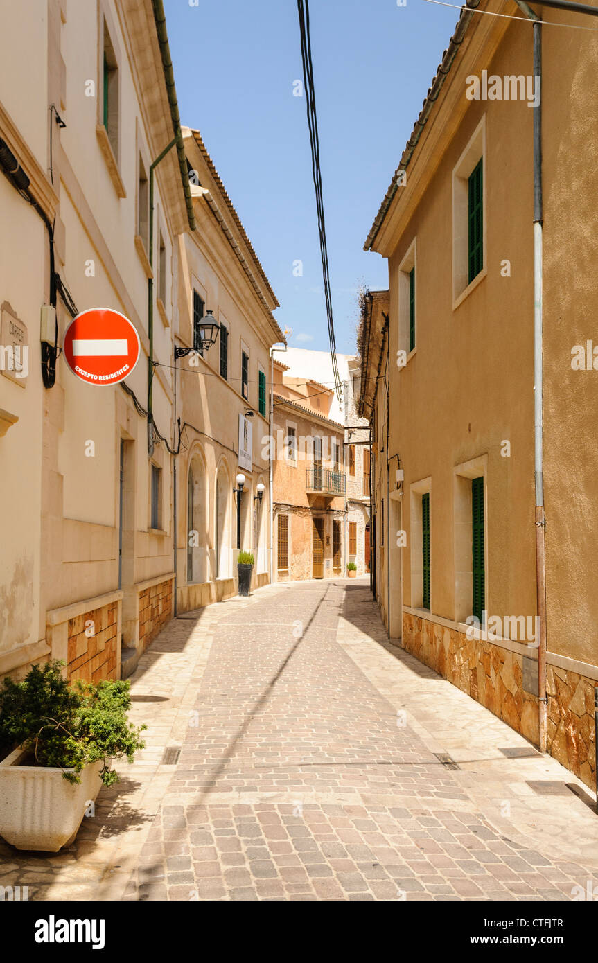 Hot, empty street in Santiyani, Mallorca/Majorca Stock Photo - Alamy