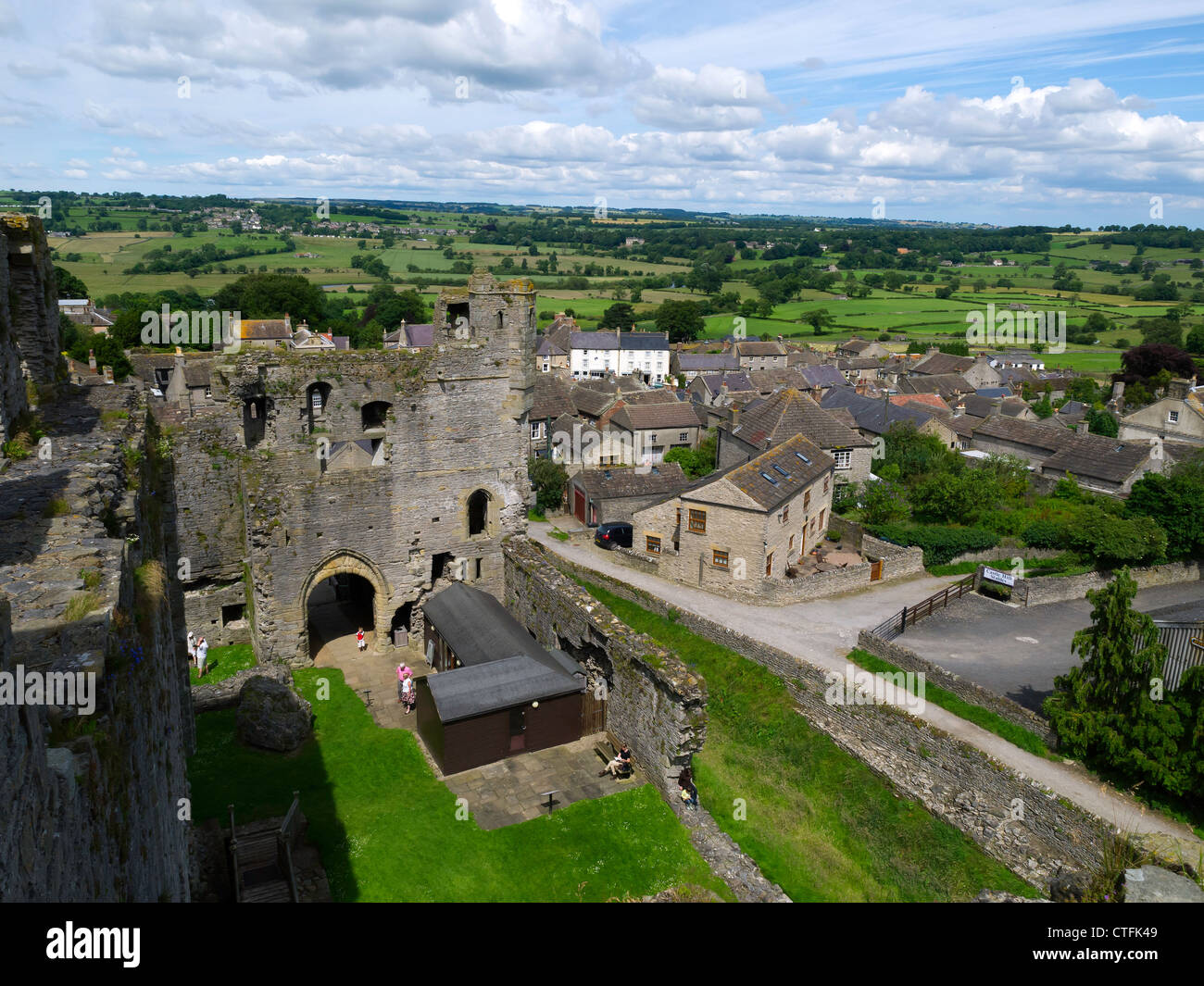 Middleham castle hi-res stock photography and images - Alamy