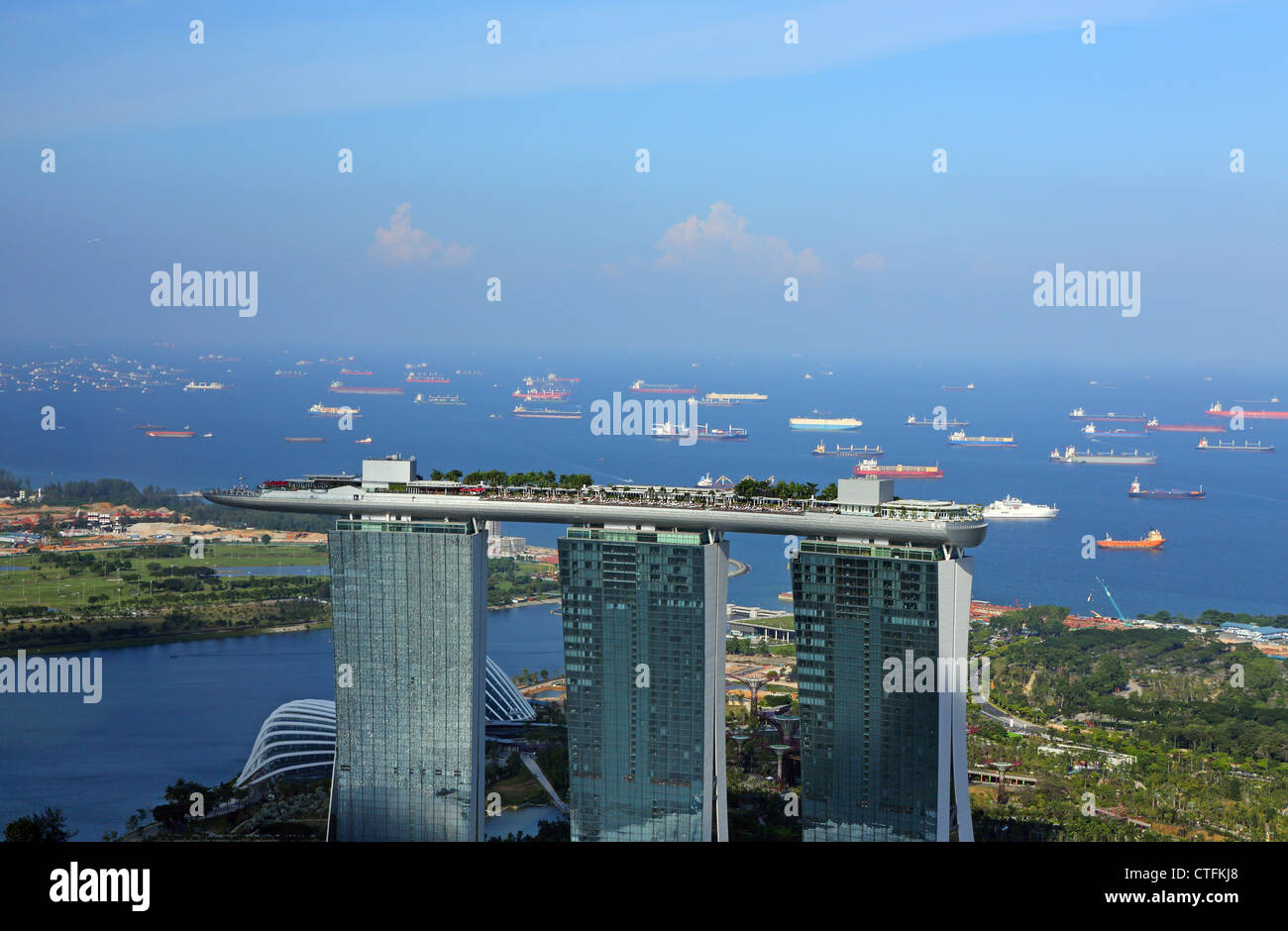 Aerial view of Marina Bay Sands hotel and Skypark in Singapore. Dozen ...