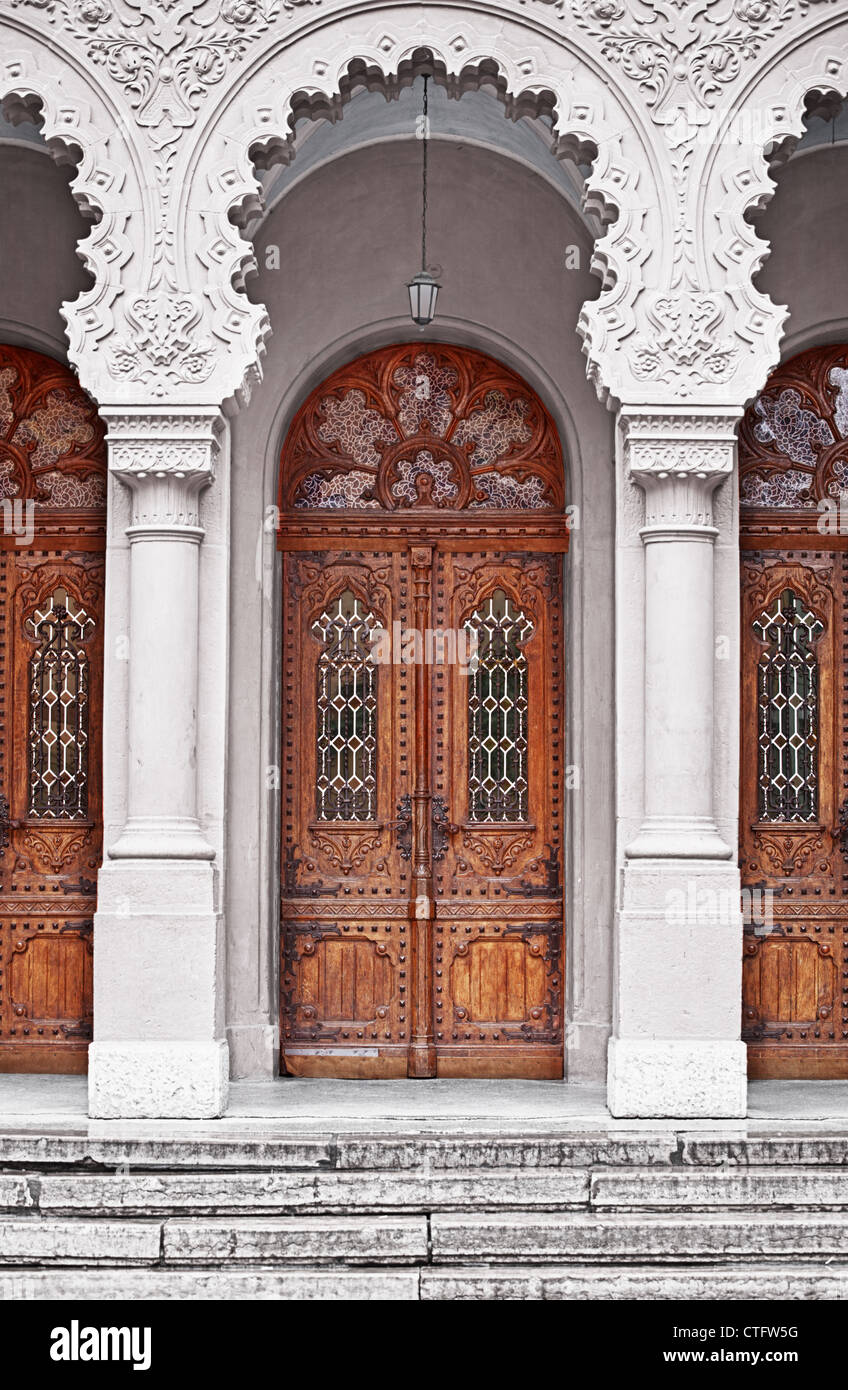Ancient wooden doors - the entrance to the temple Stock Photo - Alamy