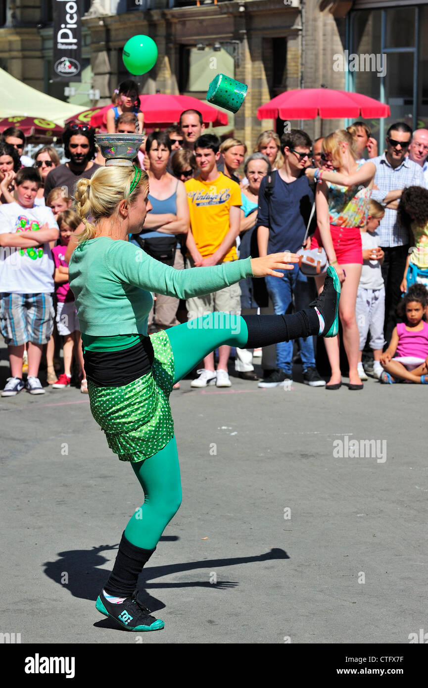 Female street performer juggling as animation at the Gentse Feesten ...