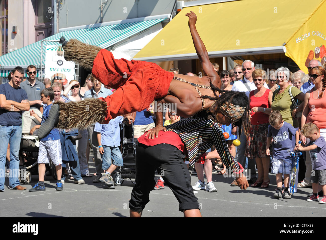 Acrobats hi-res stock photography and images - Alamy