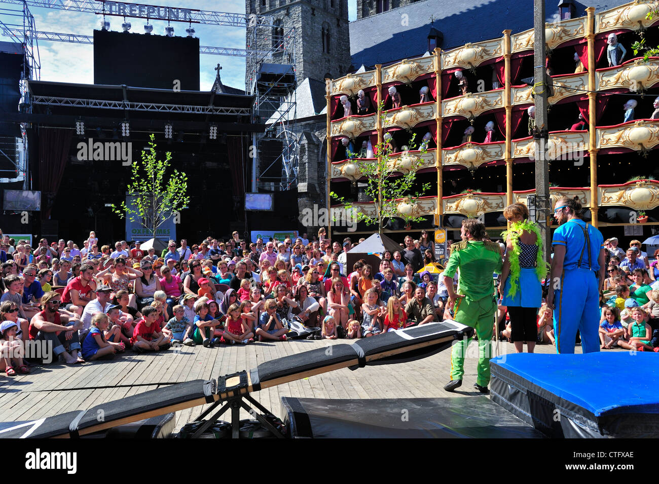 Audience looking street performer hi-res stock photography and images ...