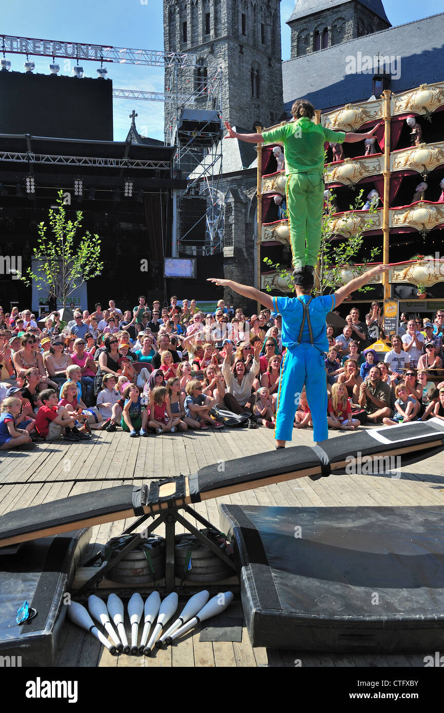 Audience looking street performer hi-res stock photography and images ...