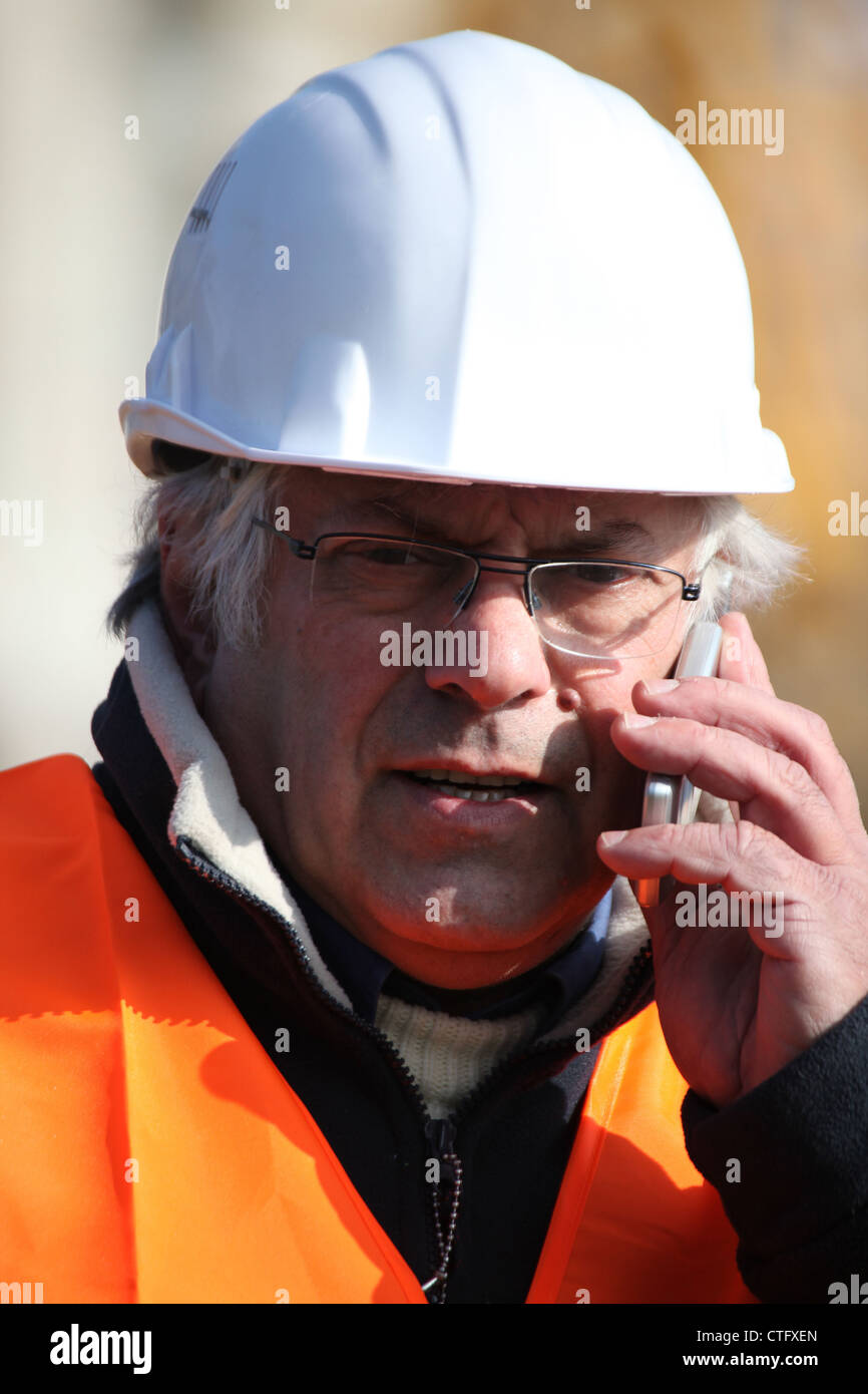 Construction worker on the phone Stock Photo - Alamy