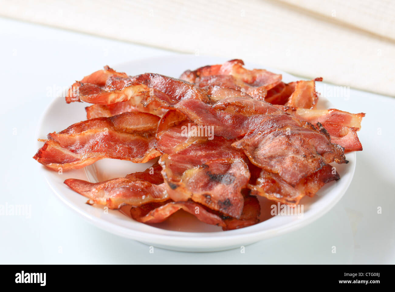 Crispy rashers of streaky bacon Stock Photo - Alamy