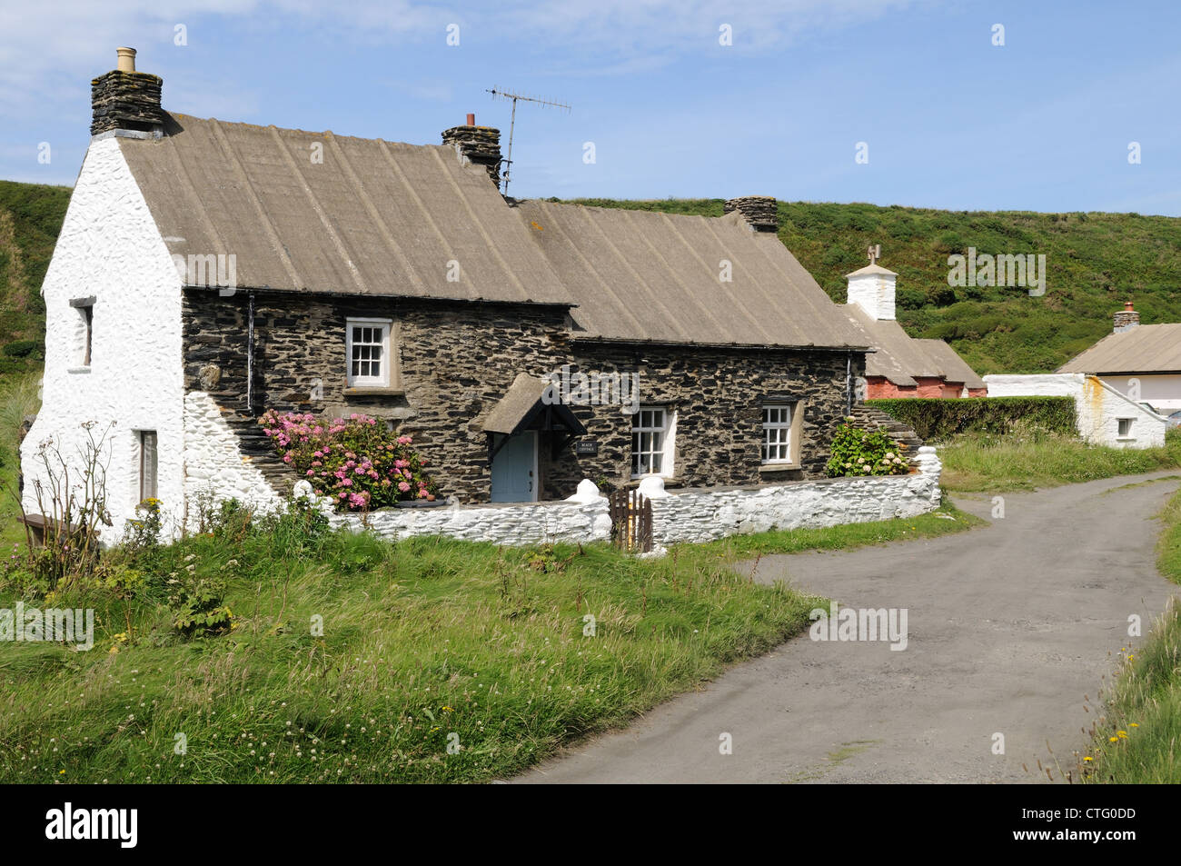 Traditional welsh cottage hi-res stock photography and images - Alamy
