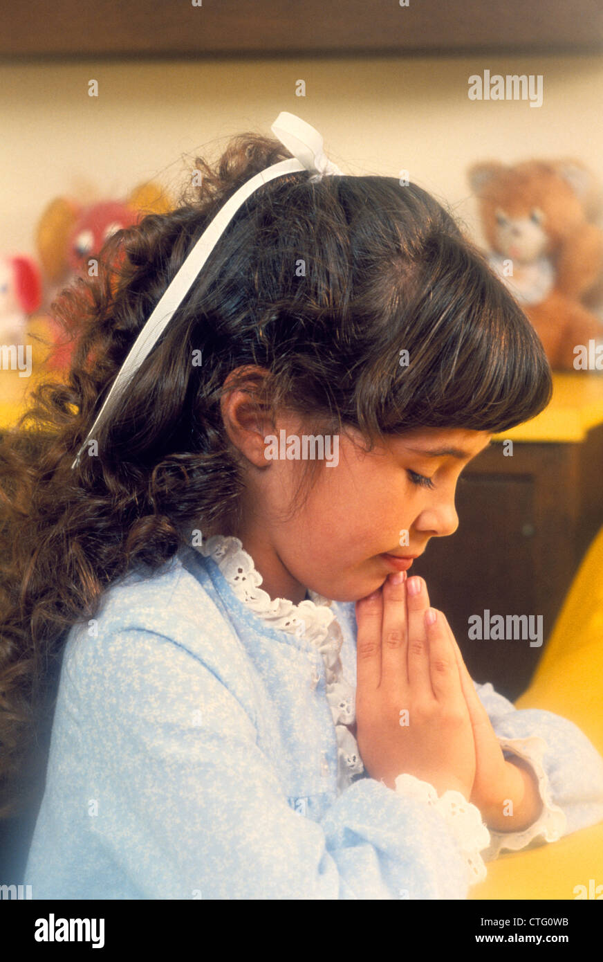 Child praying bedtime hi-res stock photography and images - Alamy