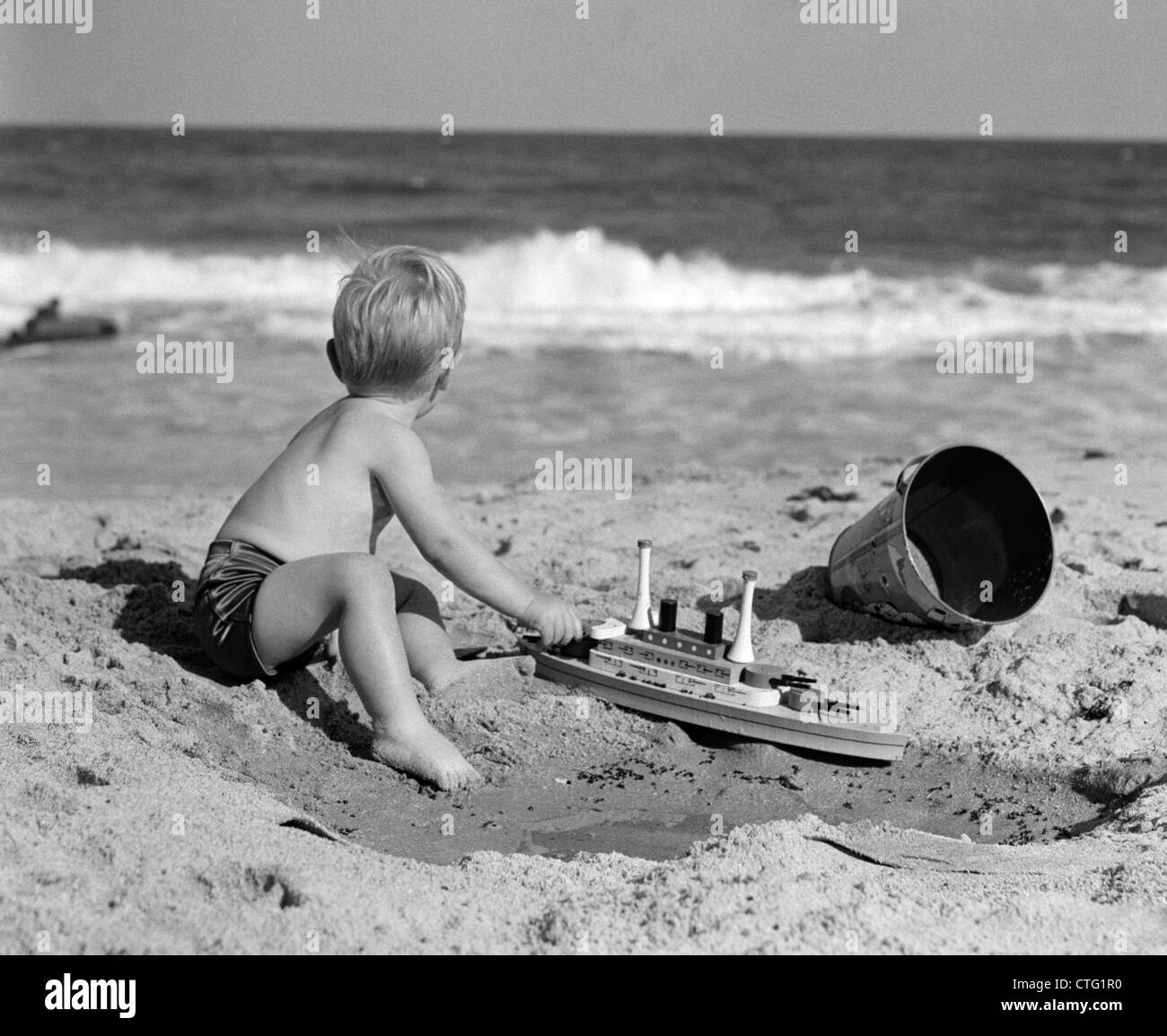 1950s side view boy playing hi-res stock photography and images - Alamy