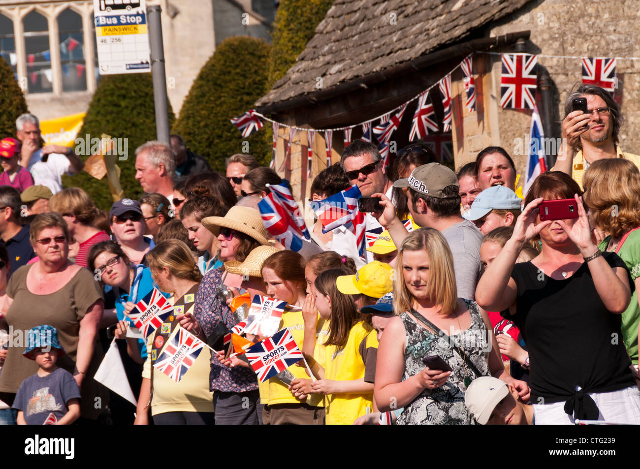 Crowd waiting hi-res stock photography and images - Alamy