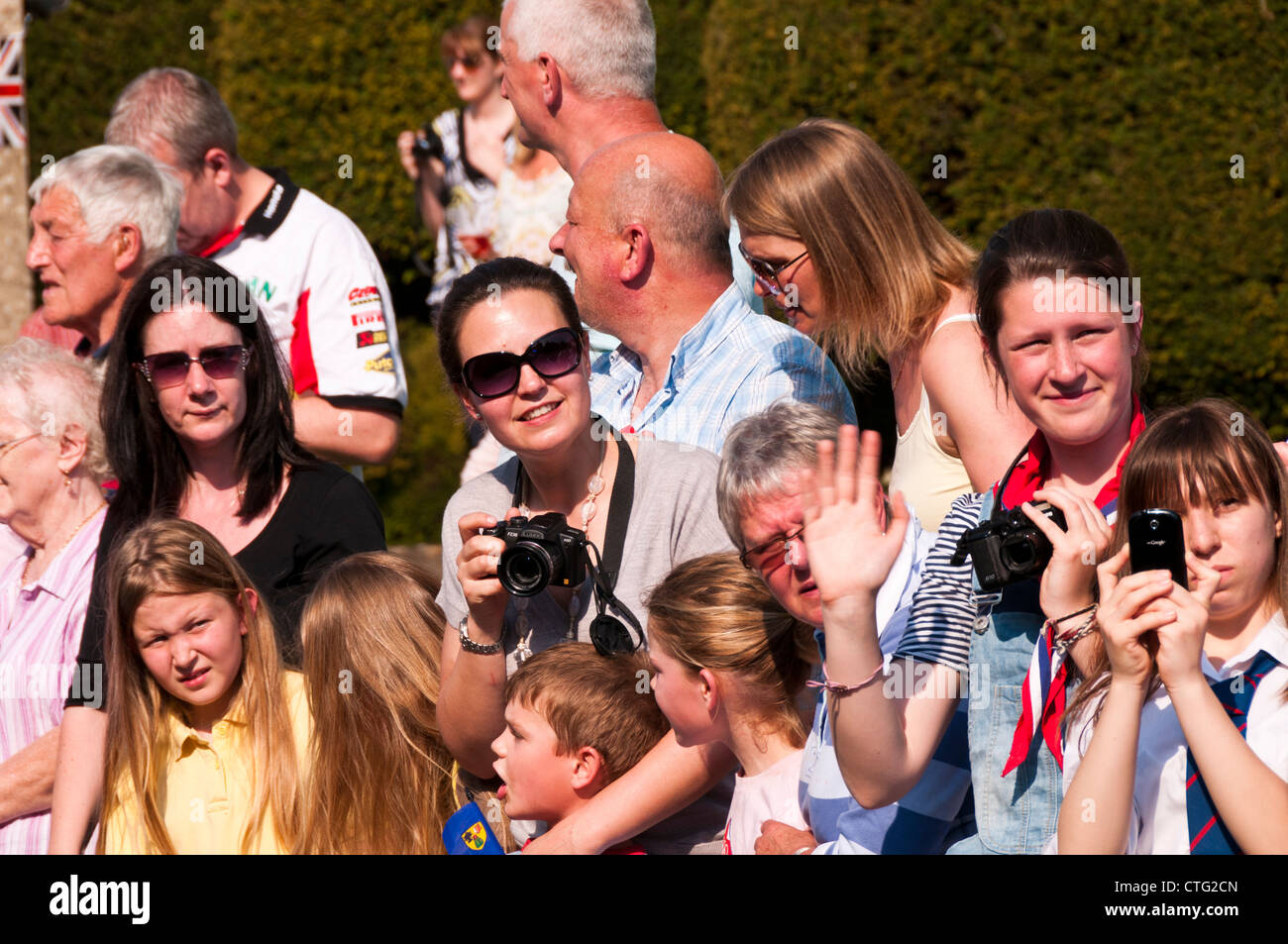 Crowd looking in one direction hi-res stock photography and images - Alamy