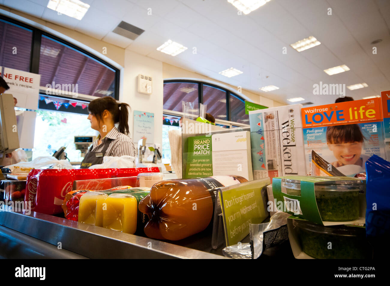 Supermarket checkout conveyor belt hi-res stock photography and images ...