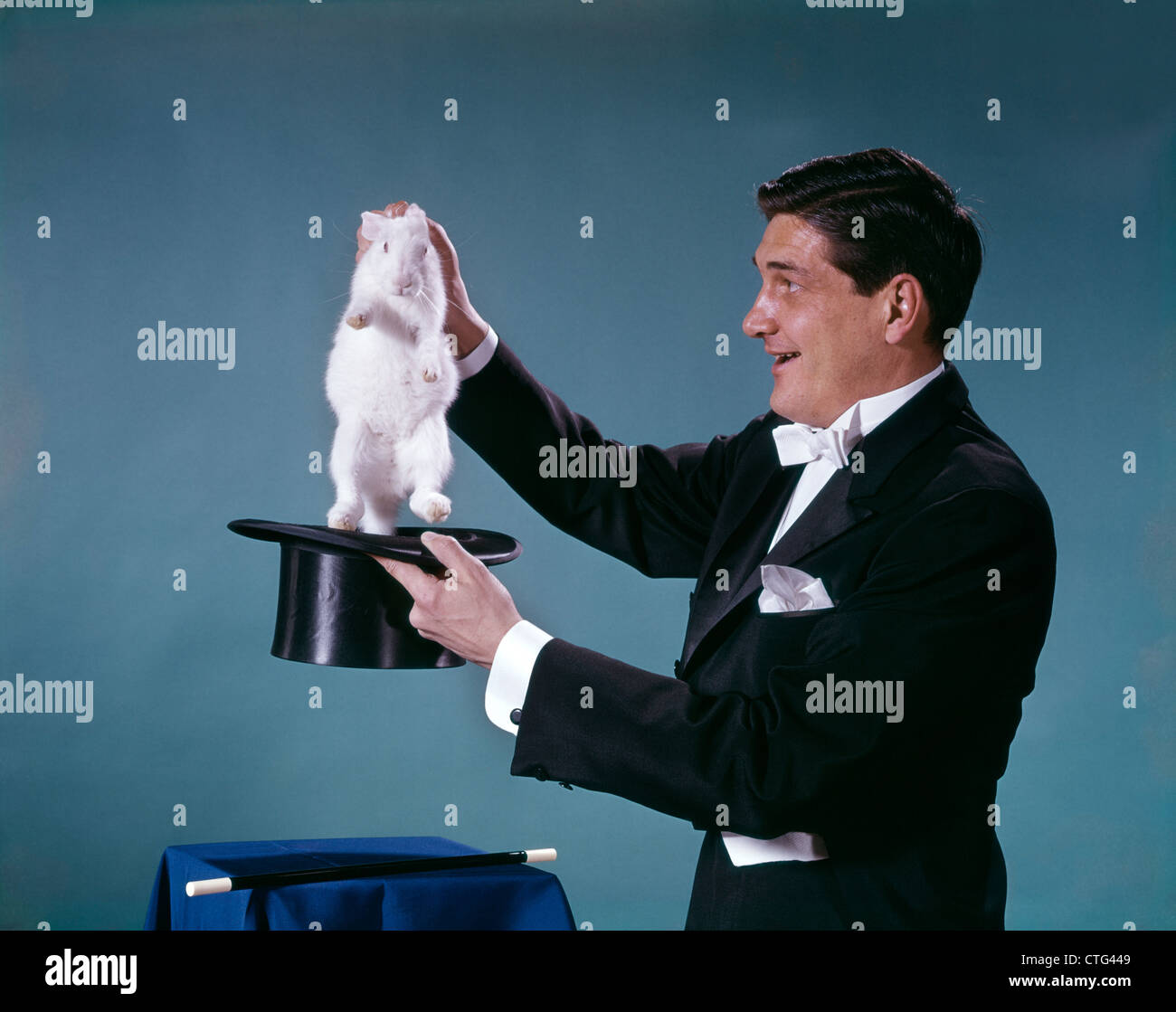 Pulling rabbit out of hat hi-res stock photography and images - Alamy